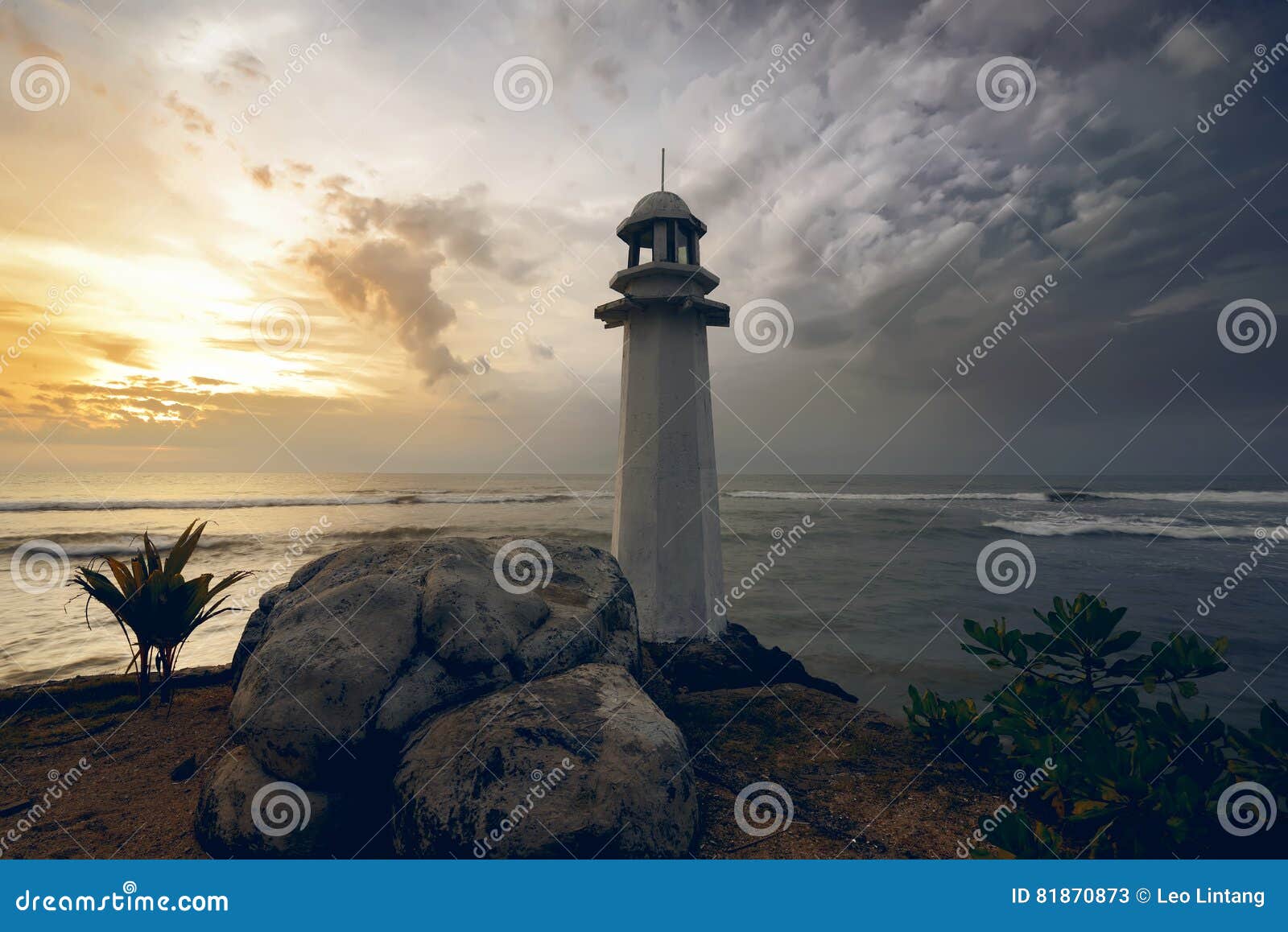 Faro En La Playa Del Carita Imagen de archivo - Imagen de sunset, azul ...