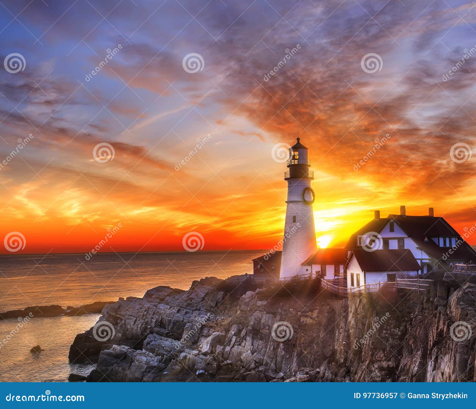 Faro En La Playa En El Amanecer Imagen de archivo - Imagen de paisaje ...