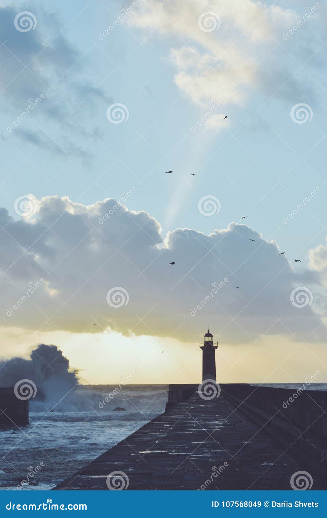 Faro en la tormenta imagen de archivo. Imagen de tormenta - 107568049