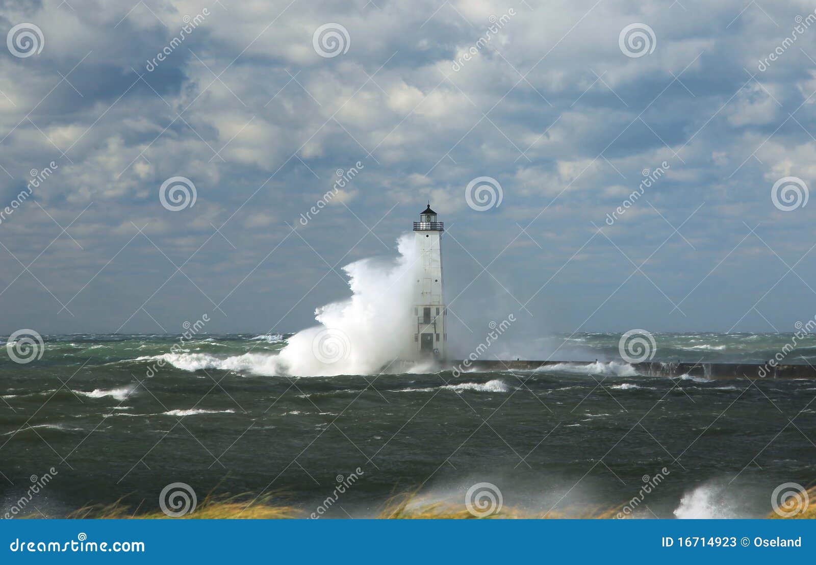 Faro en tormenta imagen de archivo. Imagen de onda, grande - 16714923