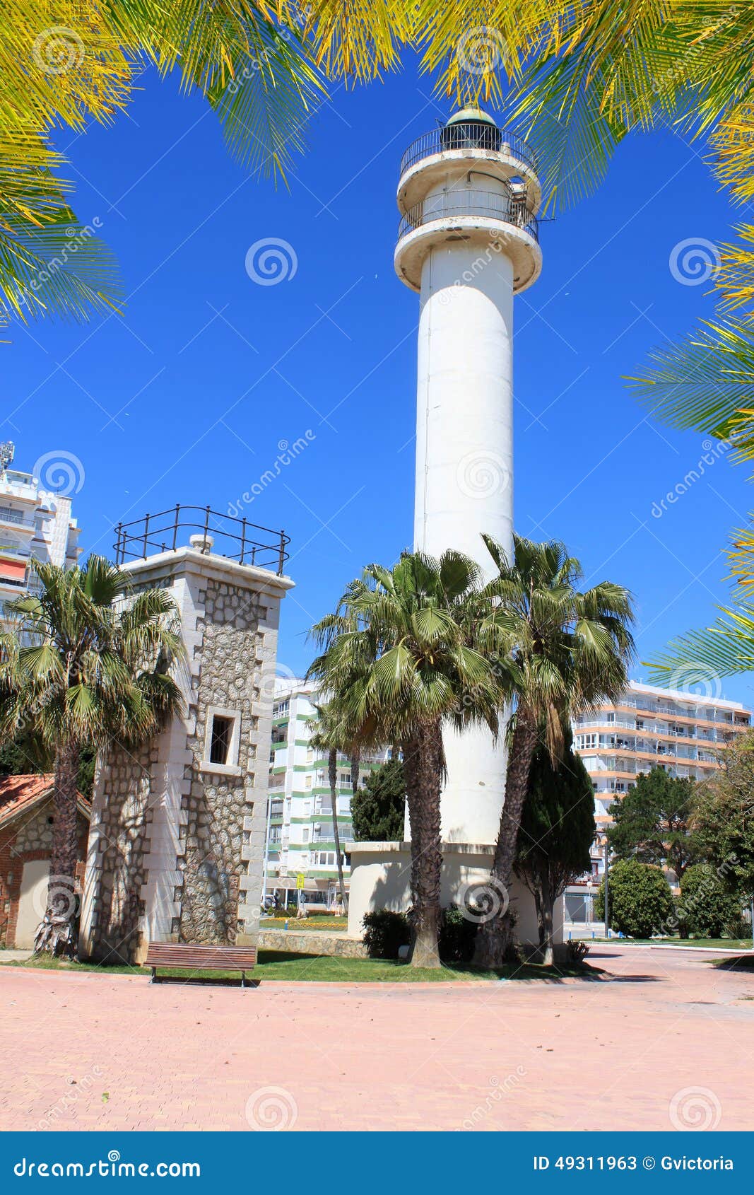 Faro en Torre Del Mar imagen de archivo. Imagen de faro - 49311963