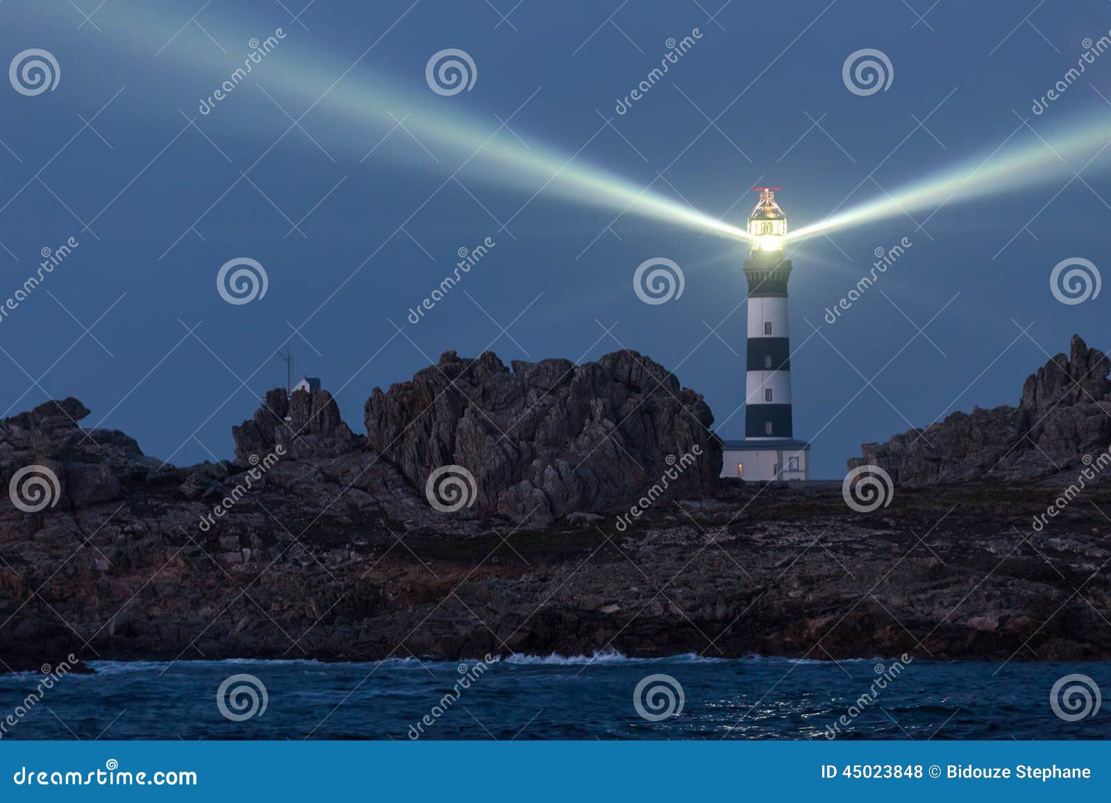 Faro encendido foto de archivo. Imagen de paisaje, coastline - 45023848