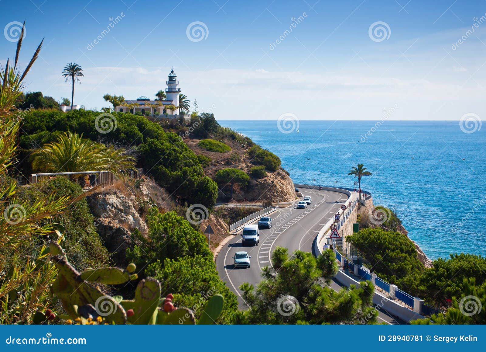 Faro, Mare E Strada Vicino a Calella, Spagna Immagine Stock - Immagine ...
