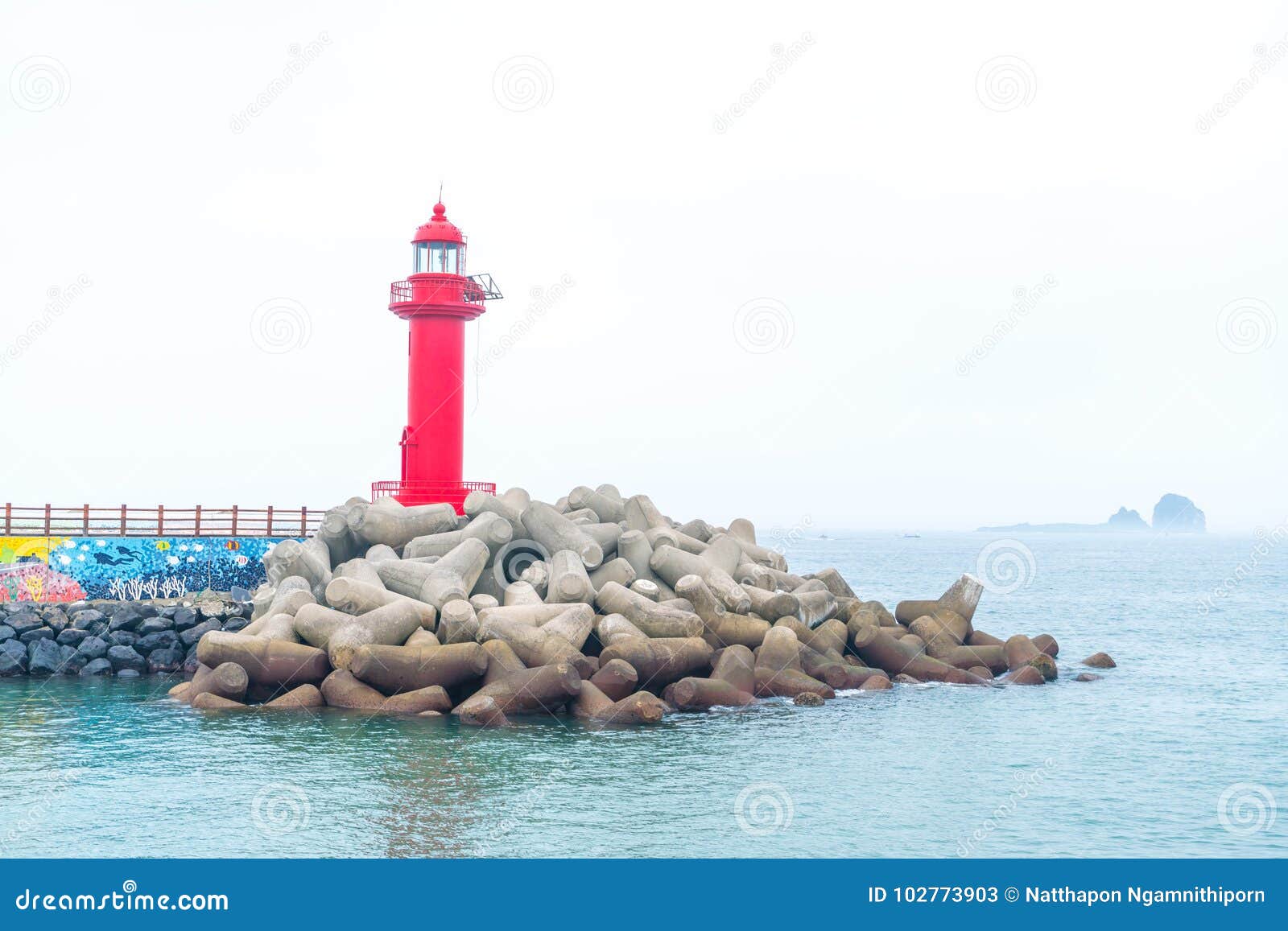 Faro Rojo En La Isla De Jeju Foto de archivo editorial - Imagen de faro ...