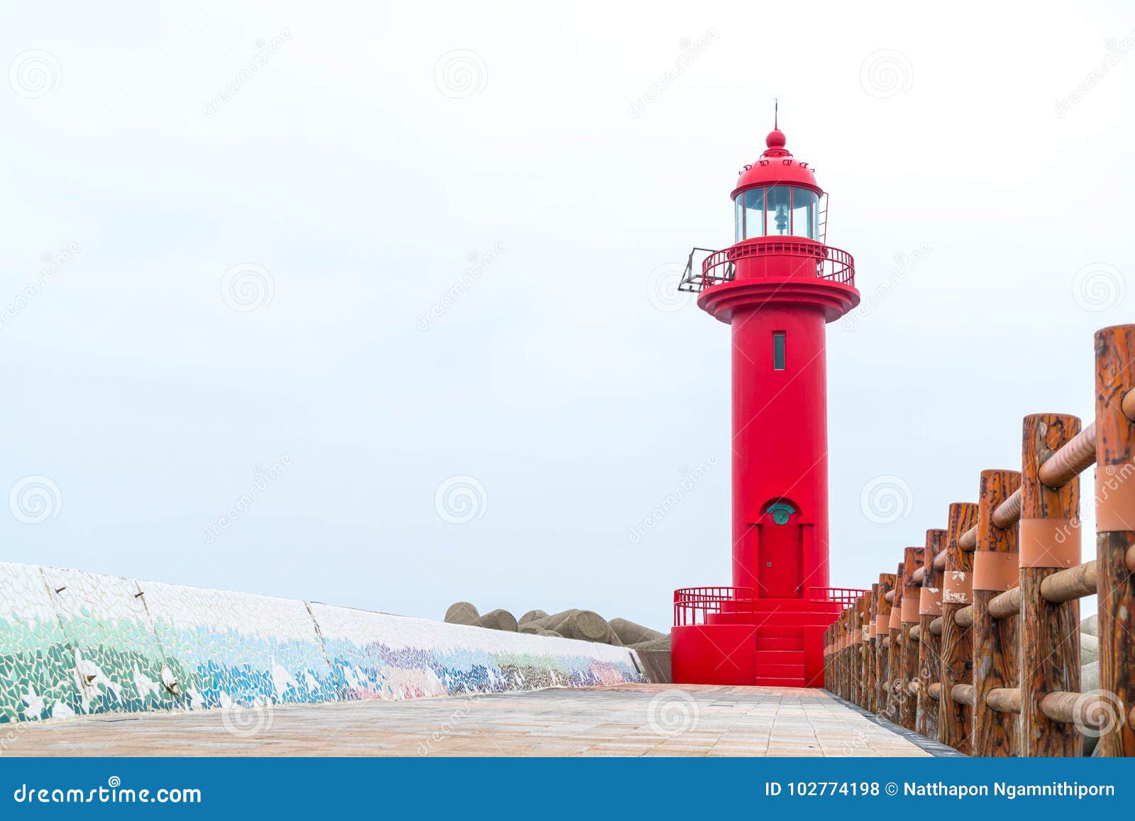 Faro Rojo En La Isla De Jeju Foto de archivo - Imagen de recorrido ...