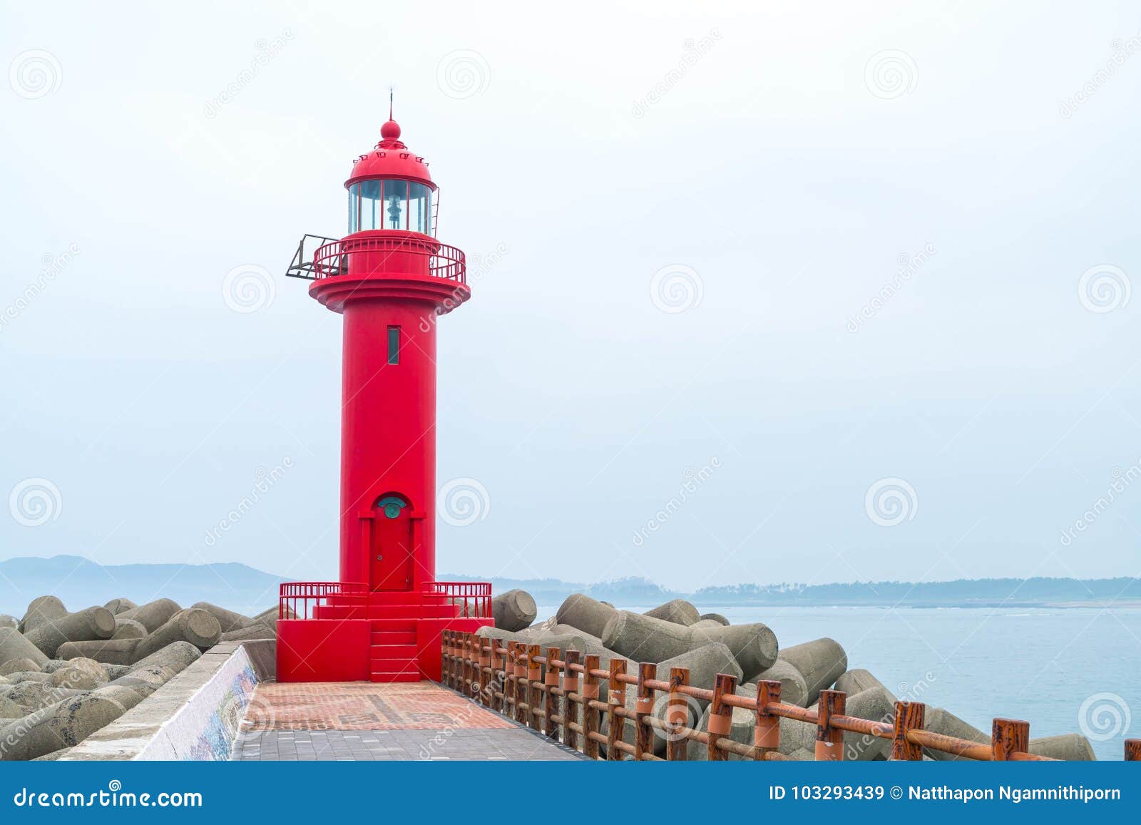 Faro Rojo En La Isla De Jeju Imagen de archivo - Imagen de punta, rojo ...