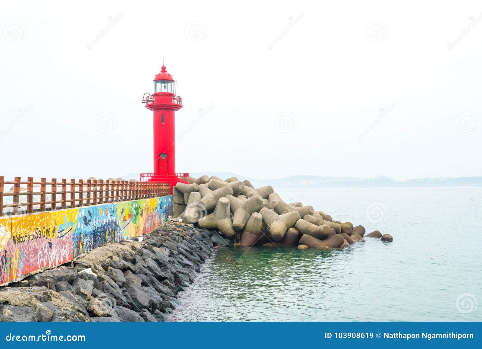 Faro Rojo En La Isla De Jeju Imagen de archivo - Imagen de nearsighted ...