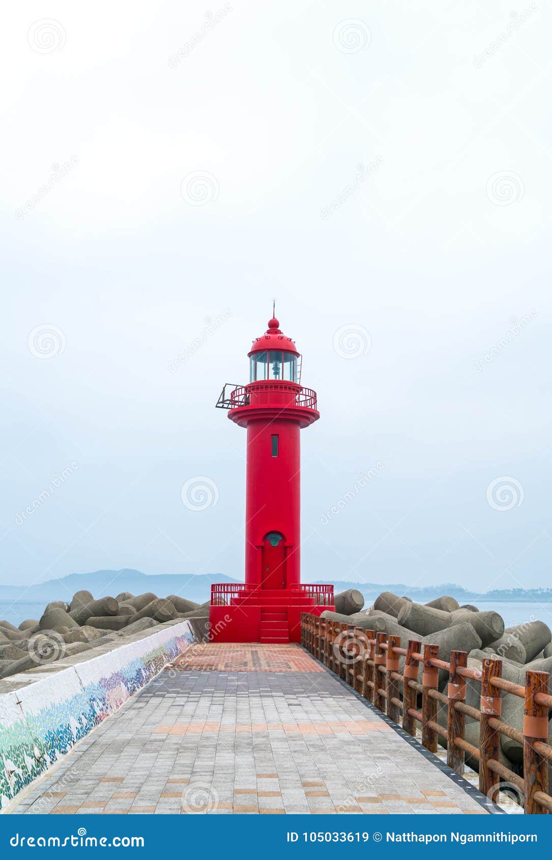 Faro Rojo En La Isla De Jeju Imagen de archivo - Imagen de nearsighted ...