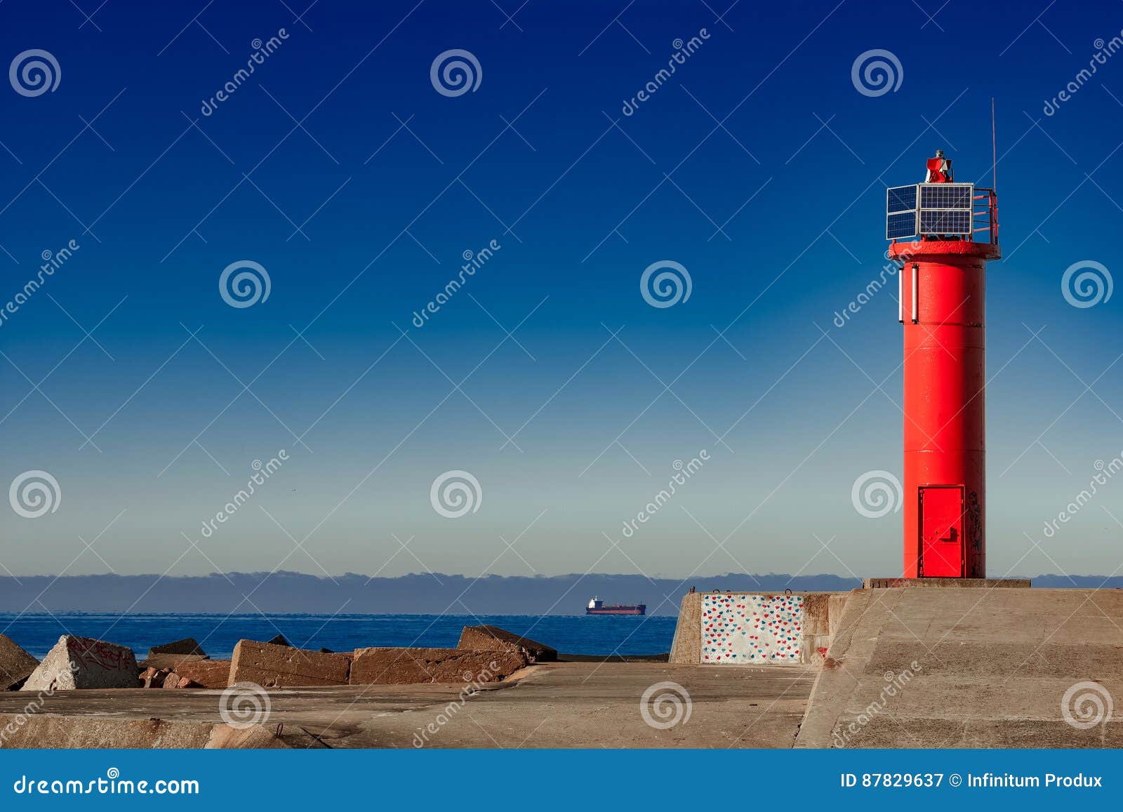 Faro Rojo En La Presa Del Rompeolas Imagen de archivo - Imagen de faro ...