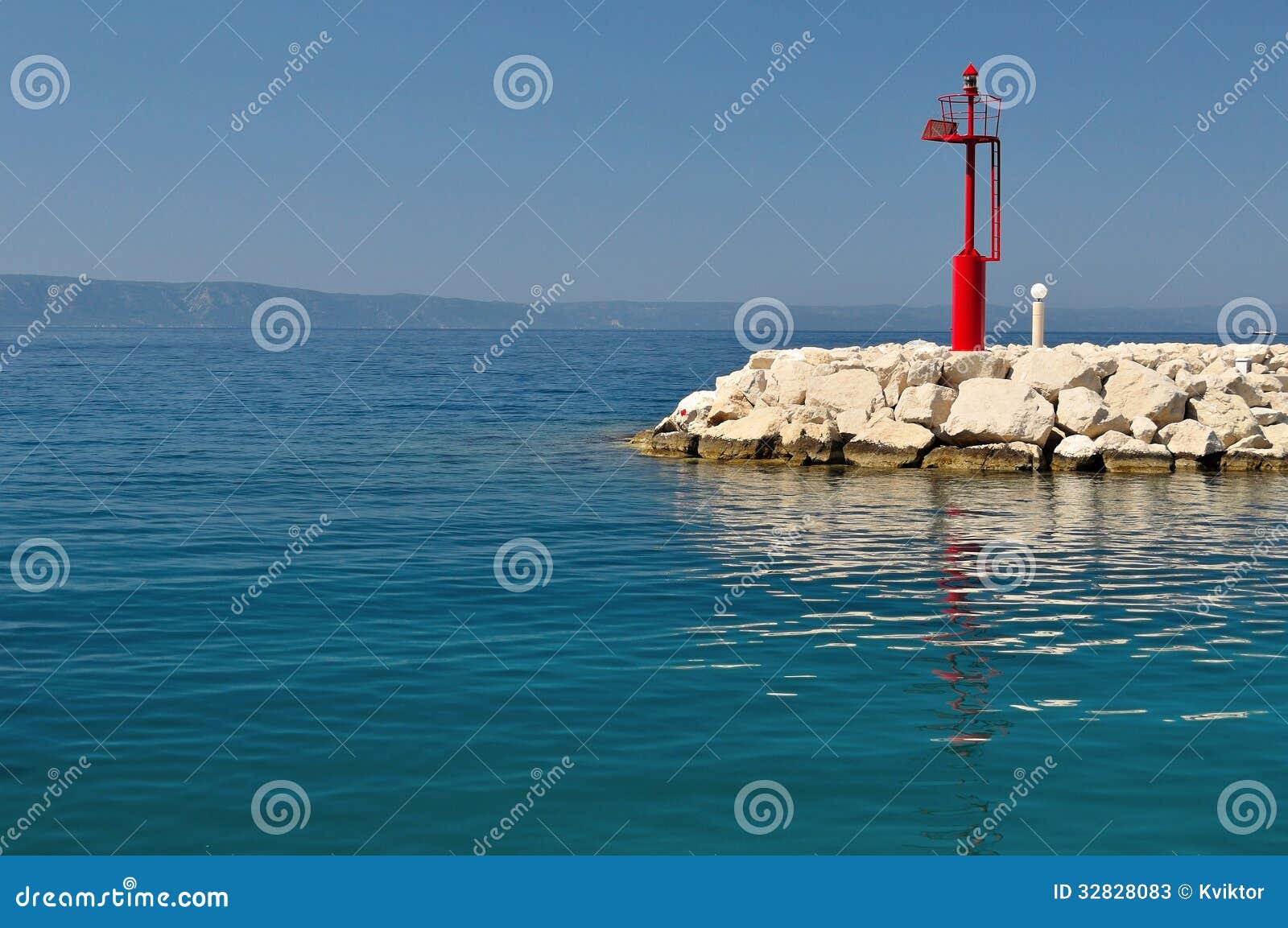 Faro rojo en puerto imagen de archivo. Imagen de playa - 32828083