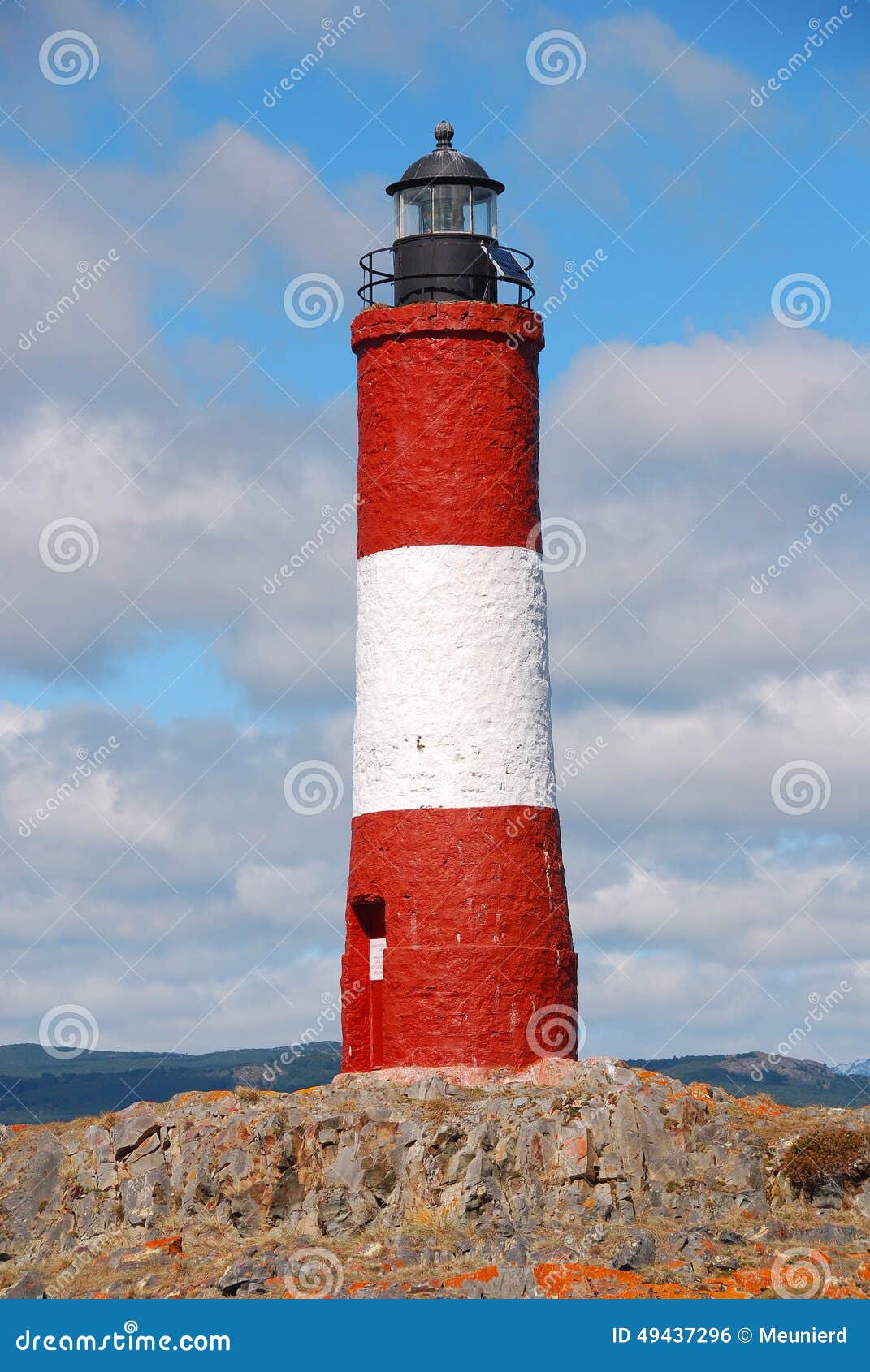 Faro rojo y blanco foto de archivo. Imagen de océano - 49437296