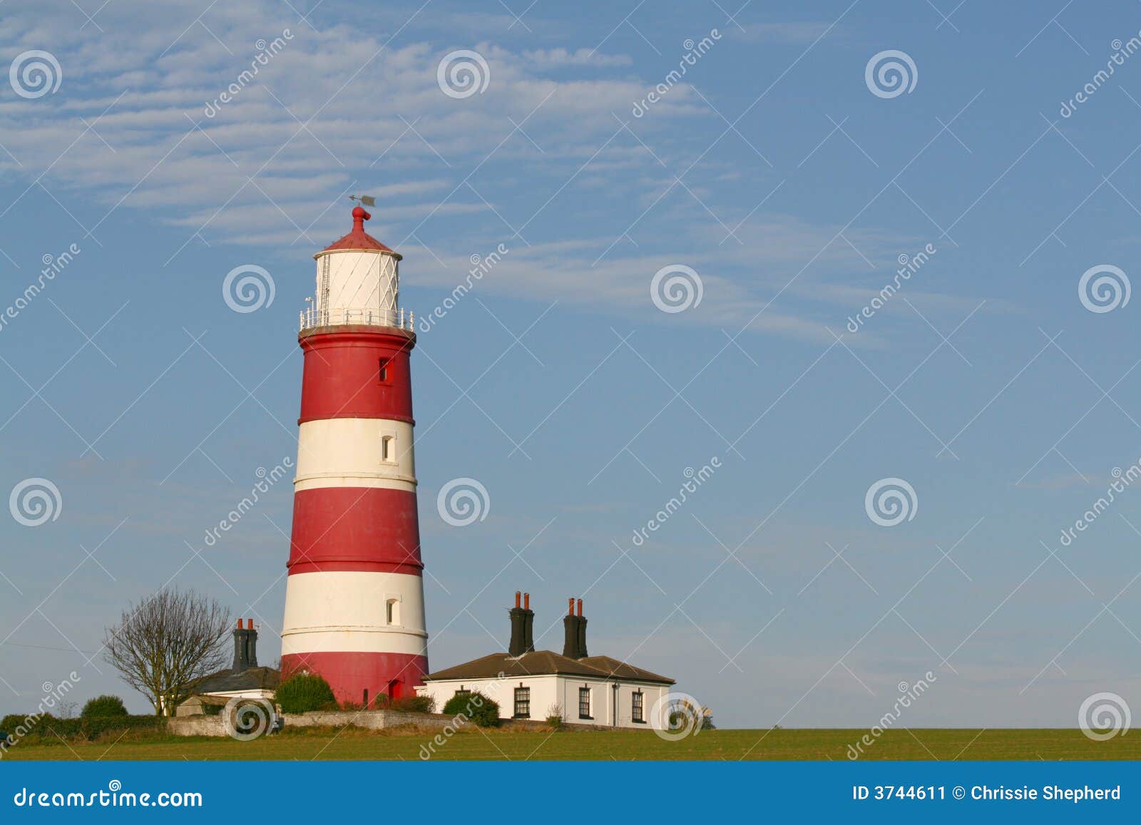 Faro rosso & bianco immagine stock. Immagine di collina - 3744611