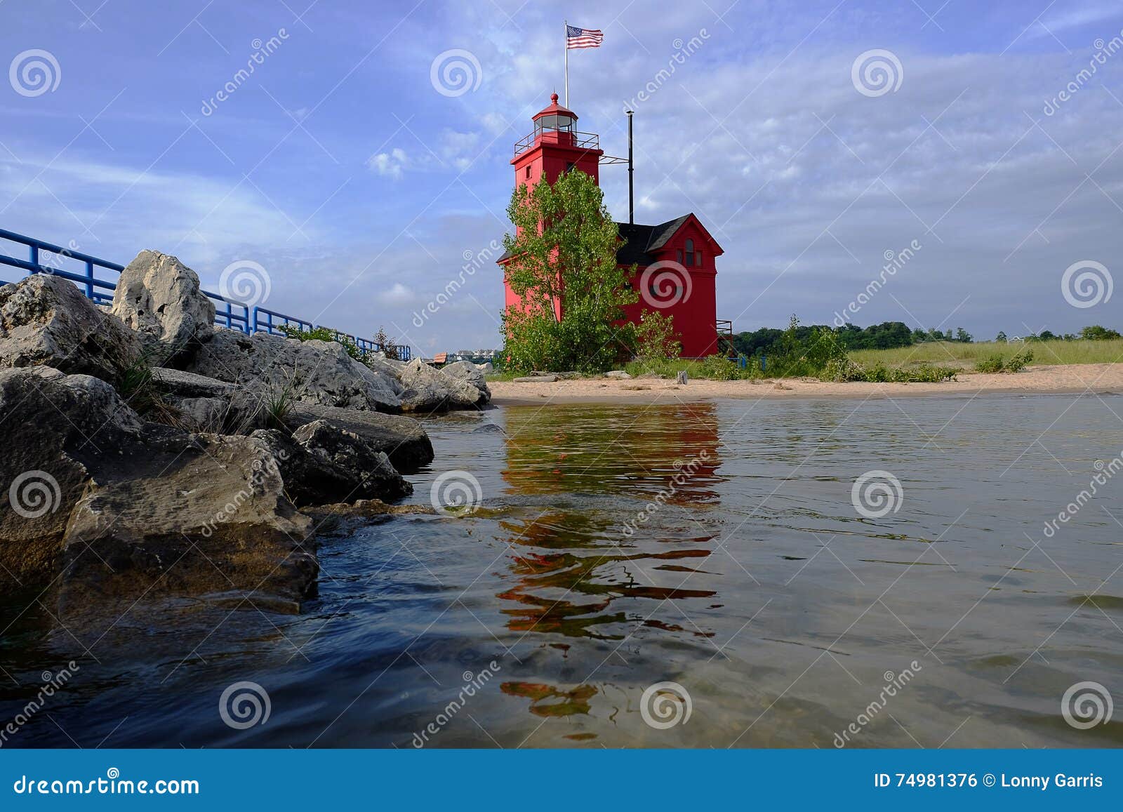 Faro Rosso Vicino Al Lago Michigan Fotografia Stock - Immagine di ...