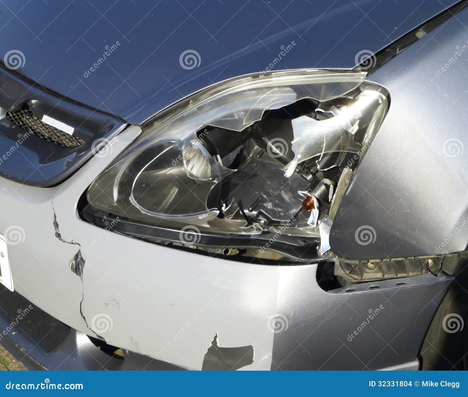 Faro rotto dell'automobile fotografia stock. Immagine di riparazione ...