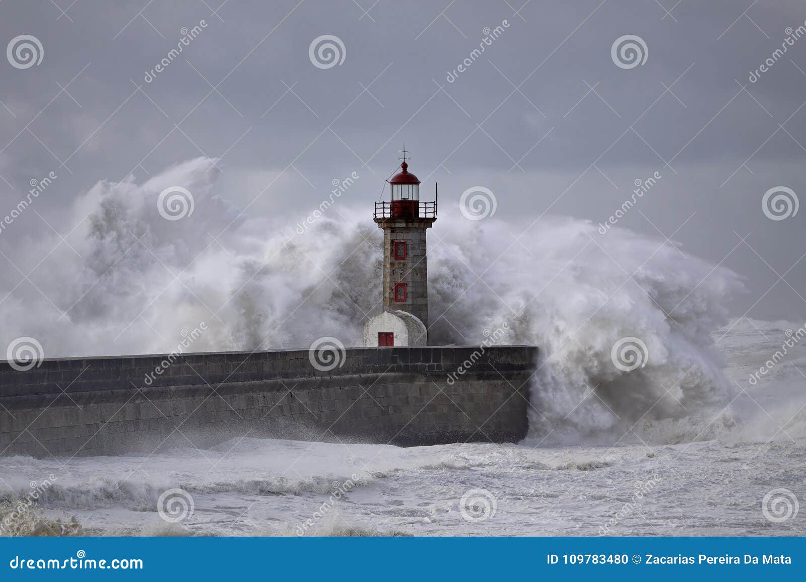 Faro sotto la tempesta fotografia stock. Immagine di paesaggio - 109783480