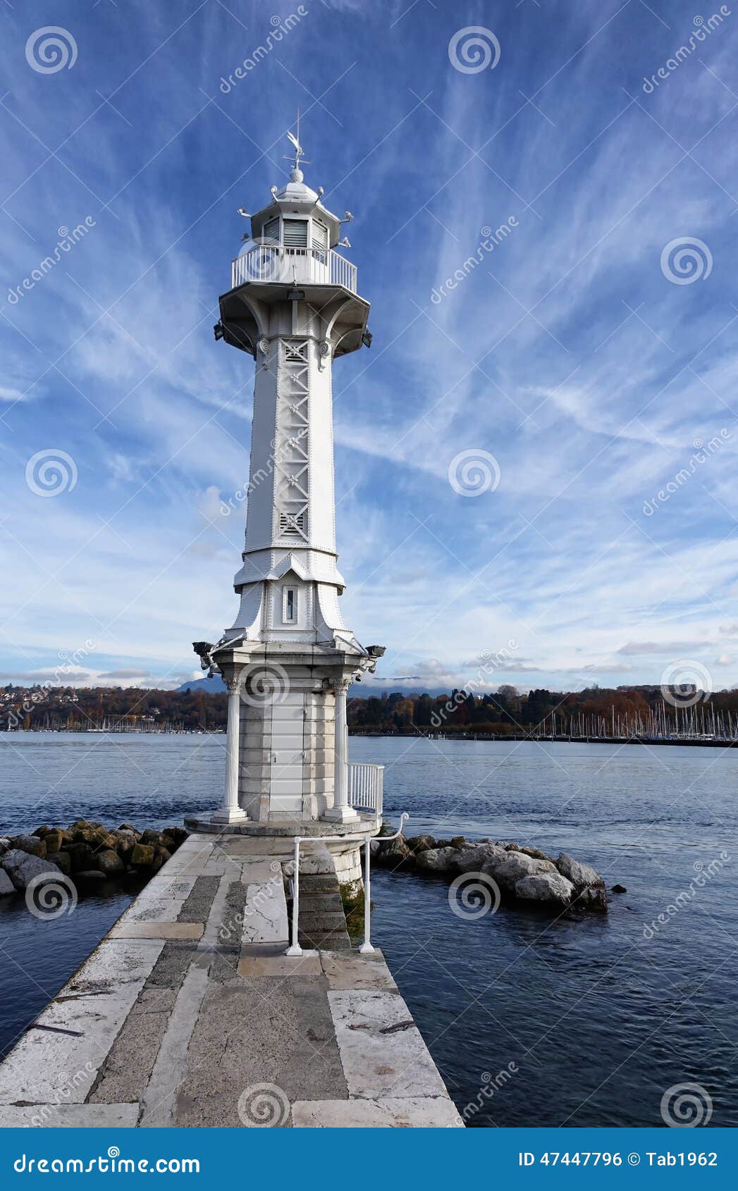 Faro Sul Lago Lemano, Svizzera Fotografia Stock - Immagine di cielo ...