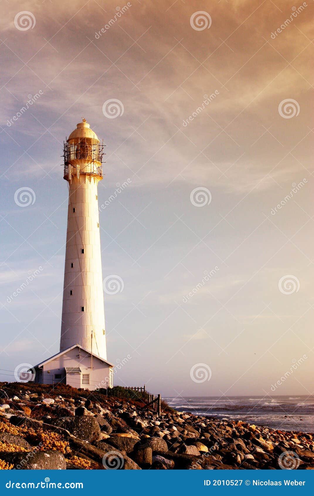 Farol. imagem de stock. Imagem de baliza, sede, nuvem - 2010527