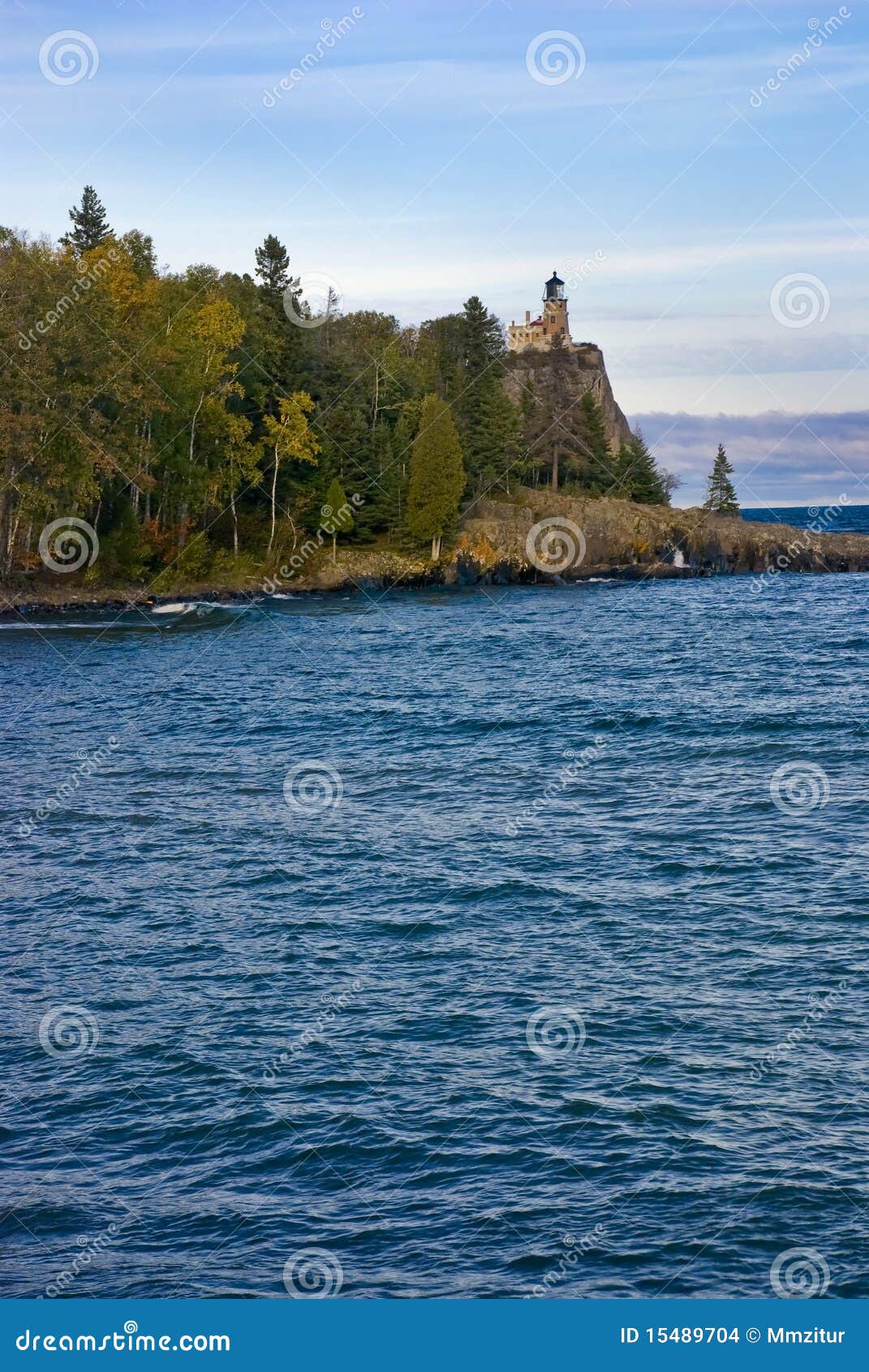 Farol rachado da rocha foto de stock. Imagem de marco - 15489704