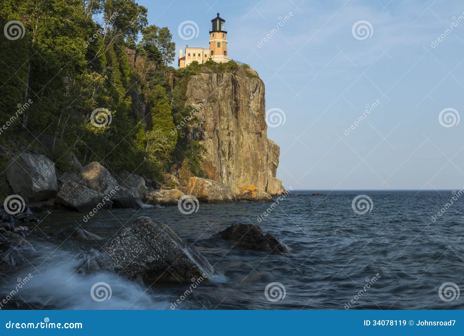 Farol rachado da rocha imagem de stock. Imagem de grande - 34078119