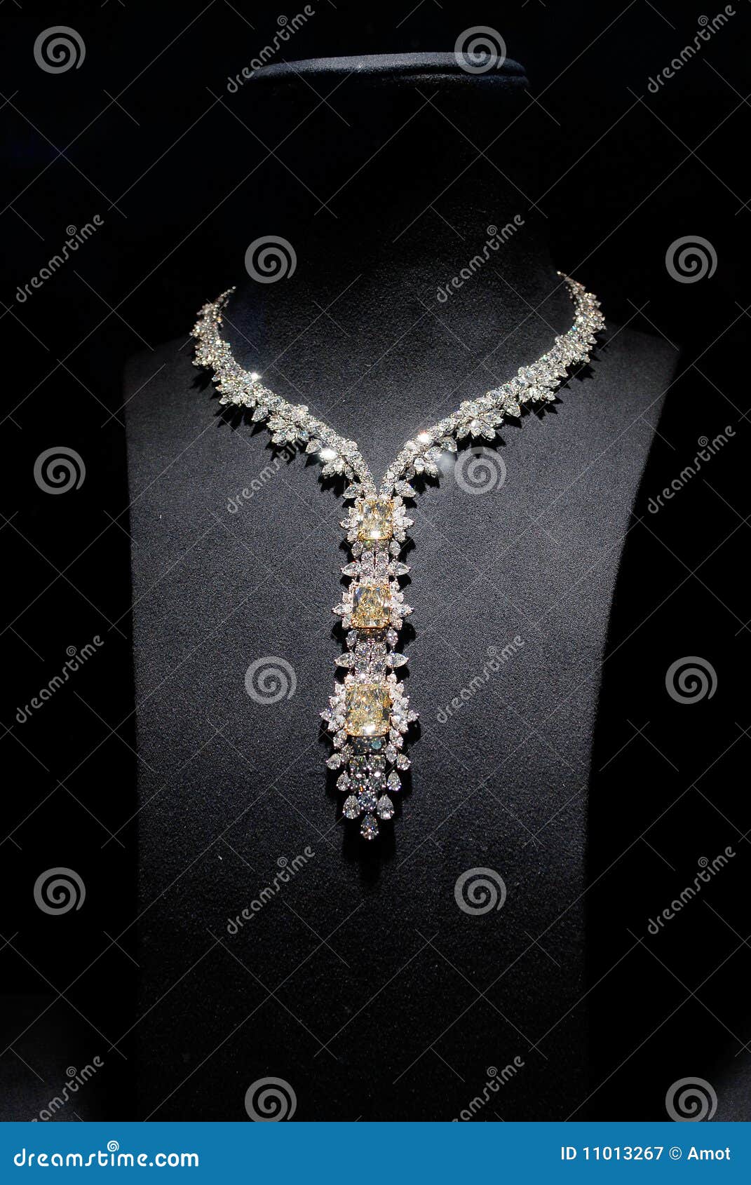 Fashion Gorgeous Diamond Necklace Stock Image - Image of extravagant ...