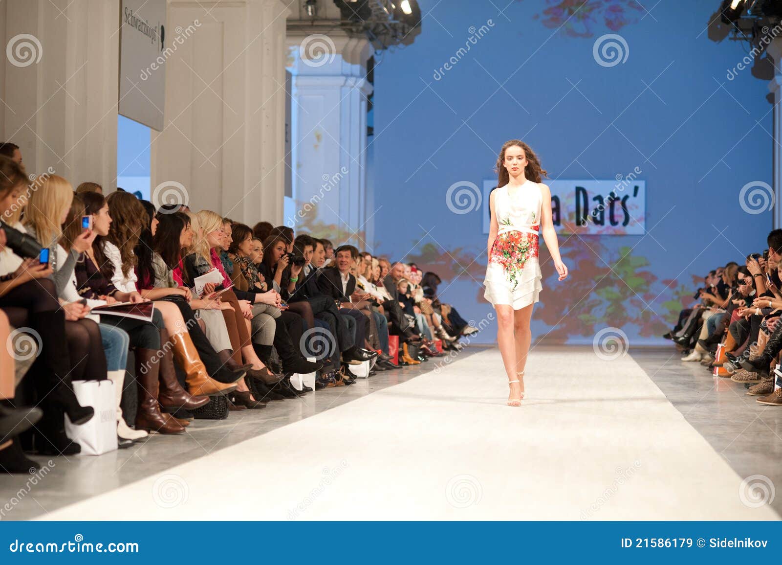 Fashion show editorial stock image. Image of casual, people - 21586179