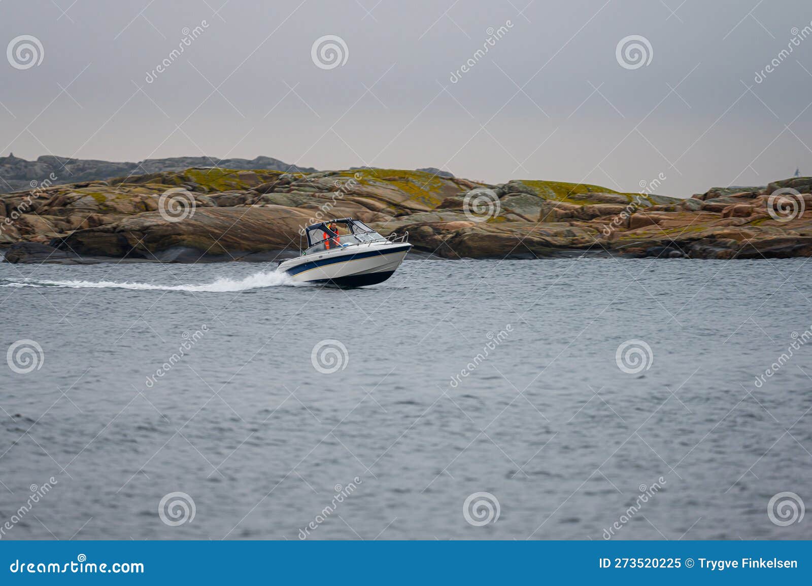 Fast Boat Returning To Port.. Editorial Image - Image of pier, port ...