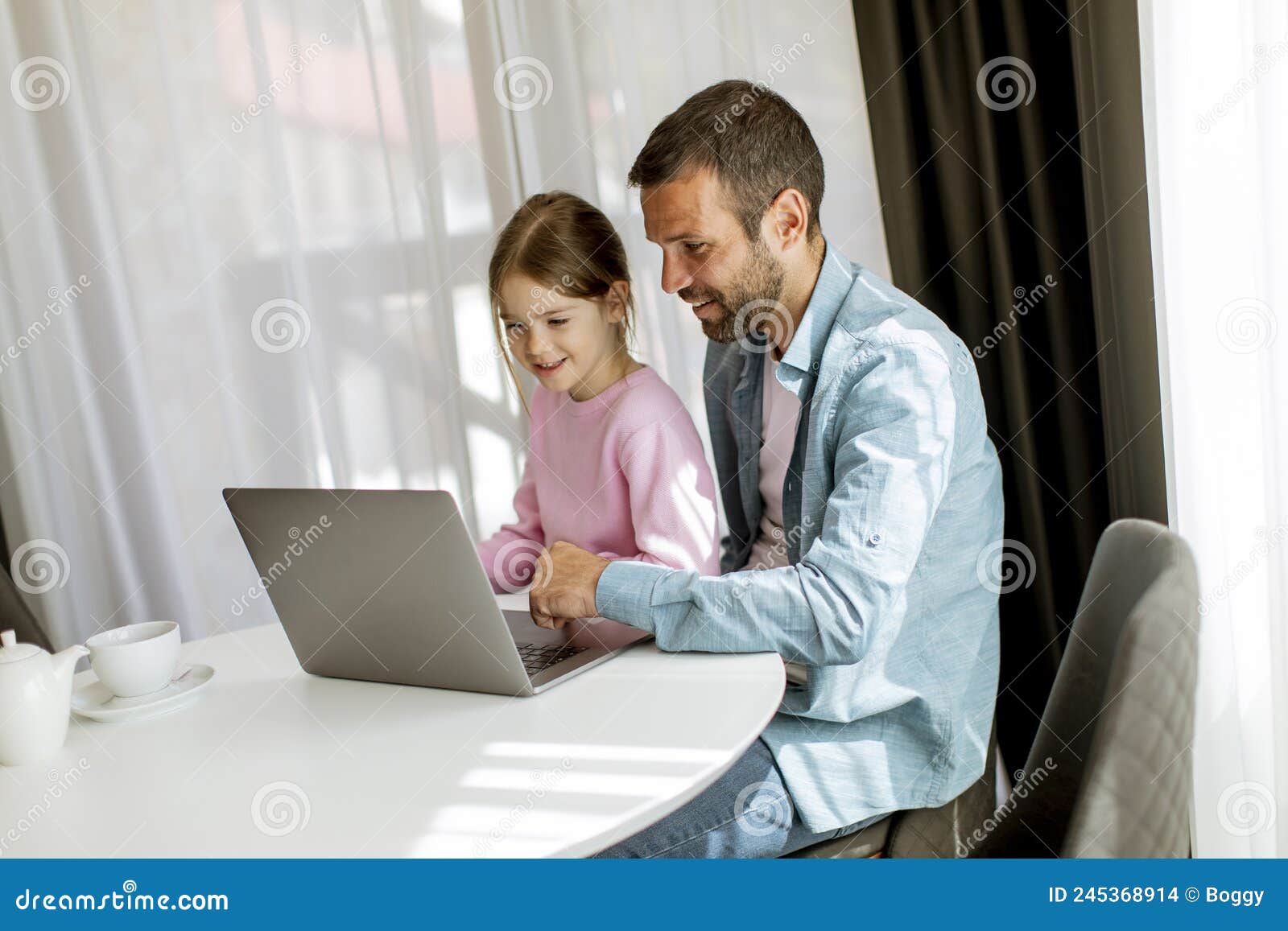 Father and Daughter Using Laptop Computer Together Stock Photo - Image ...