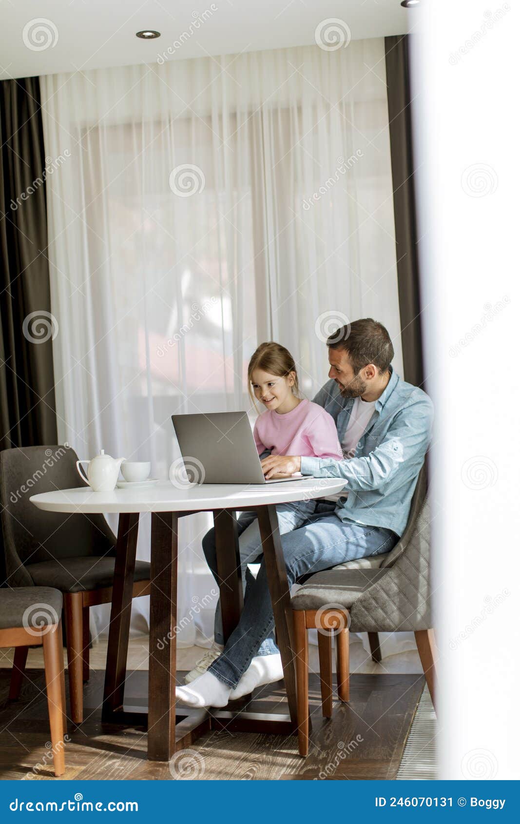 Father and Daughter Using Laptop Computer Together Stock Image - Image ...
