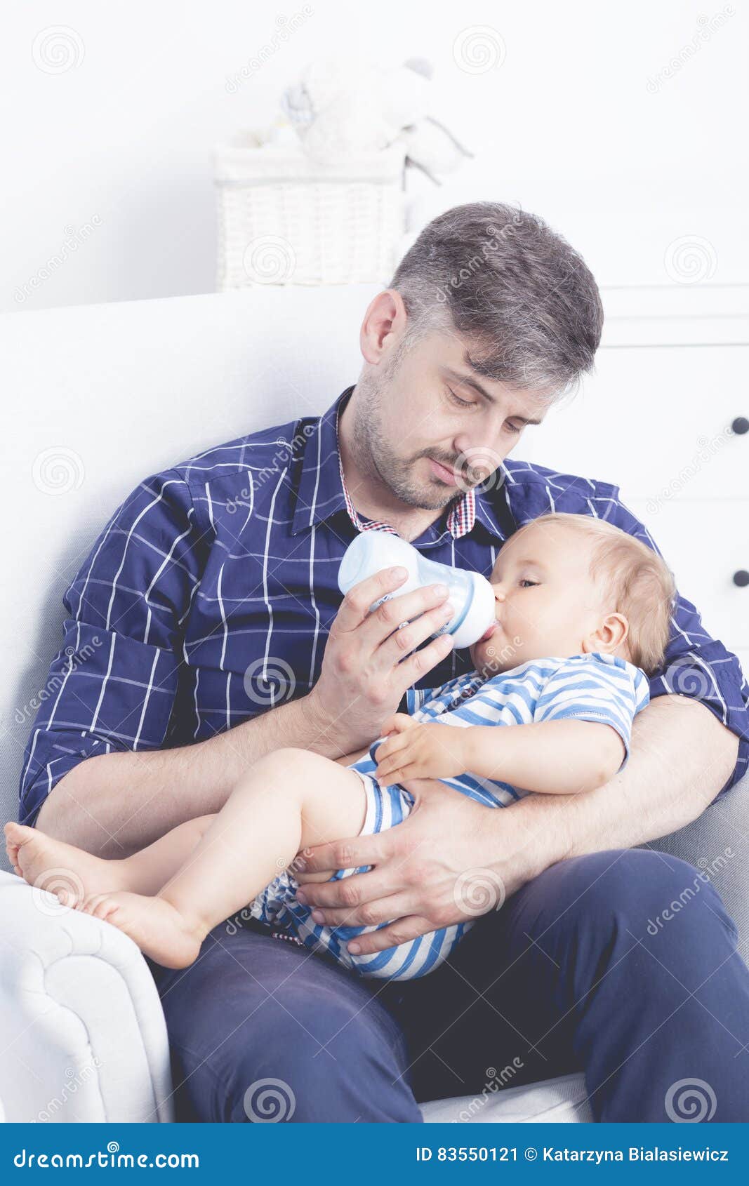 Father Feeding Baby with Bottle Stock Image - Image of interior, leave ...