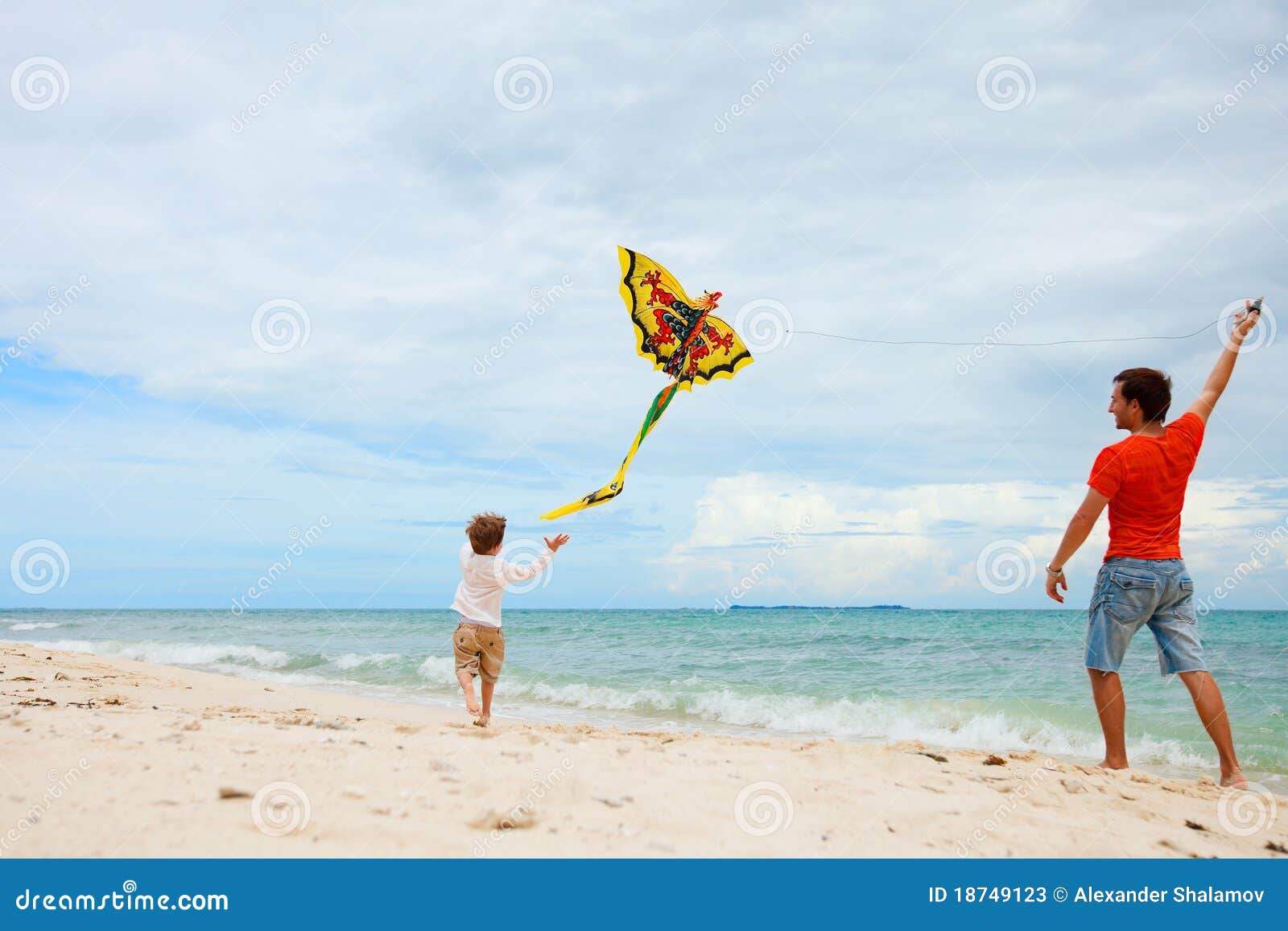 Father and son flying kite stock image. Image of ocean - 18749123