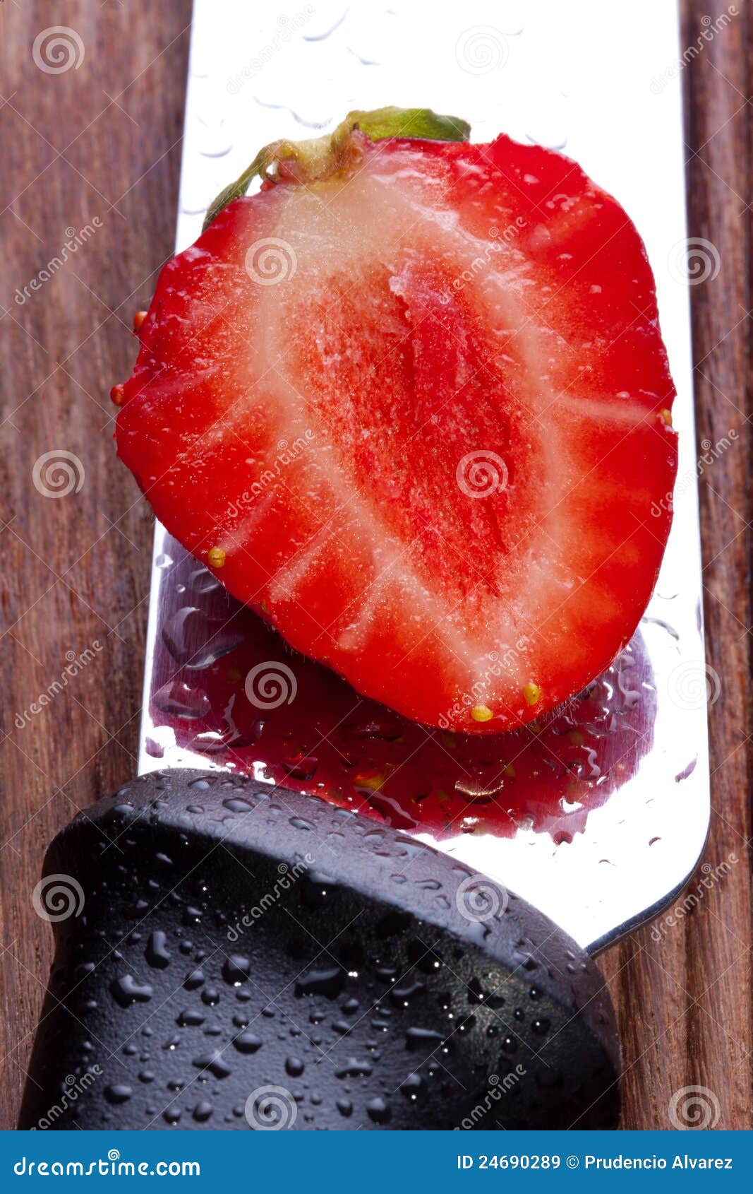 Fatia de morango fresca imagem de stock. Imagem de espirra - 24690289