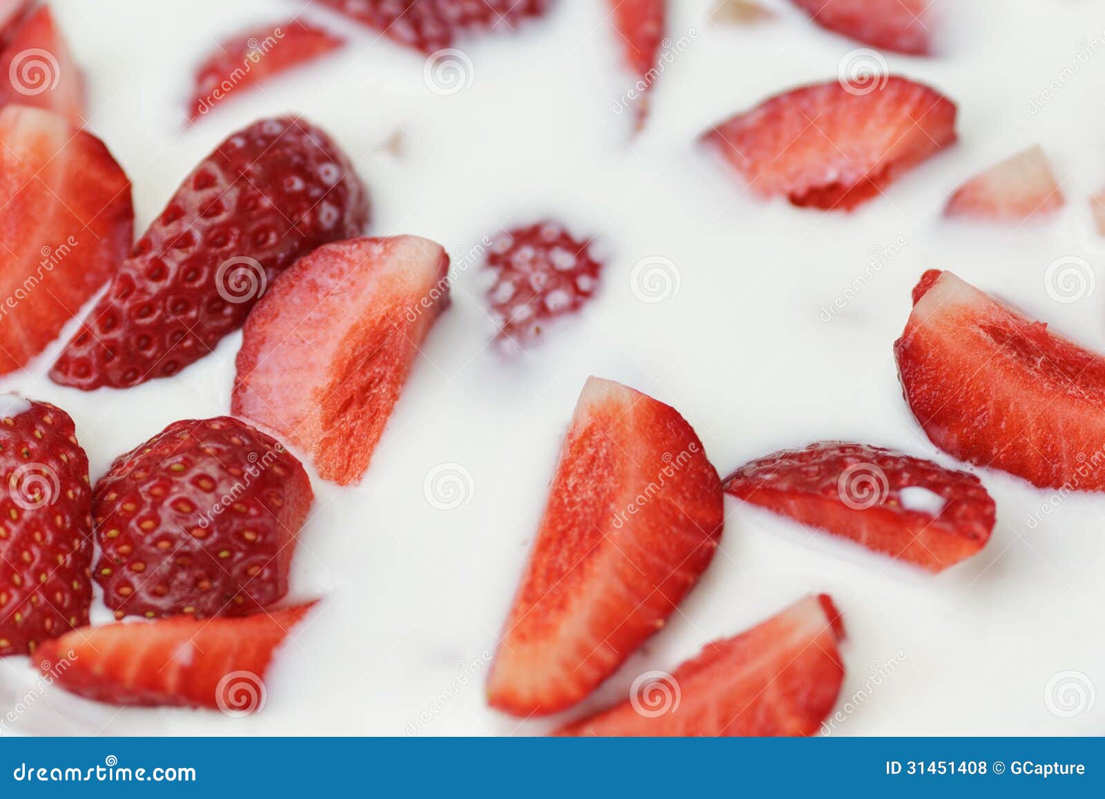 Fatias de morango no leite foto de stock. Imagem de bagas - 31451408