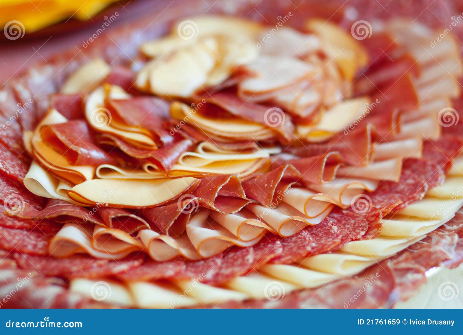 Fatias De Salami Em Uma Placa Imagem de Stock - Imagem de café, fresco ...