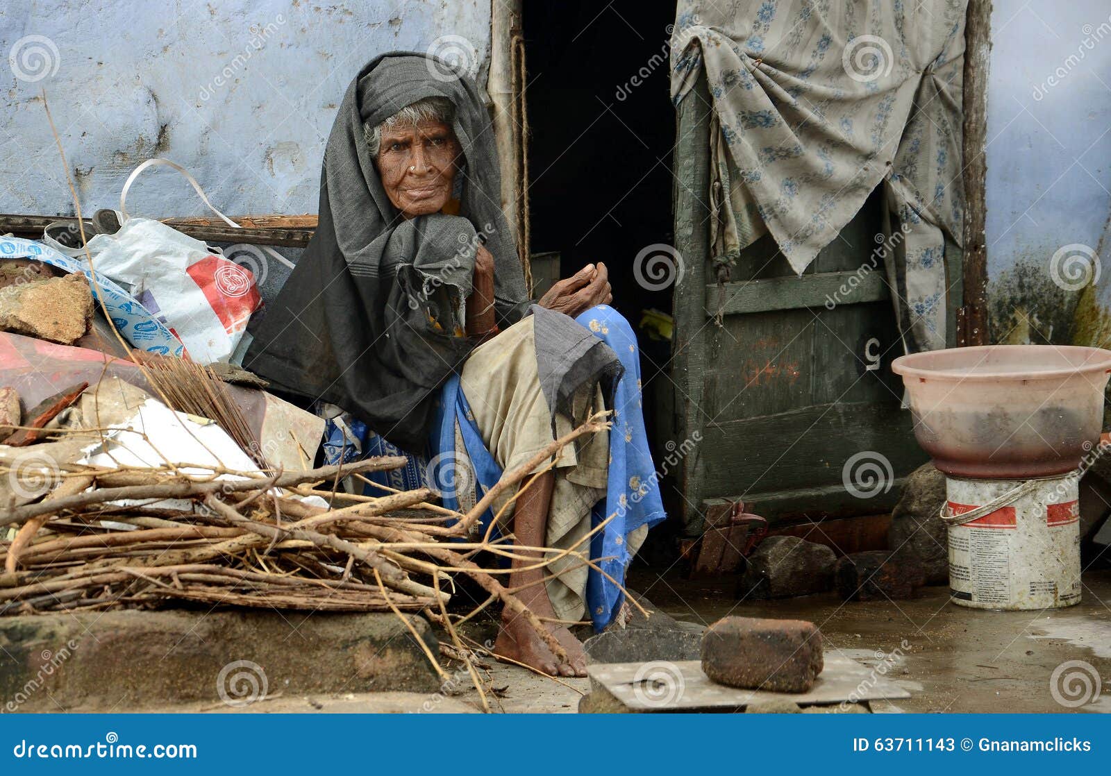 FATTIG GAMMAL INDISK DAM redaktionell arkivfoto. Bild av lantligt ...