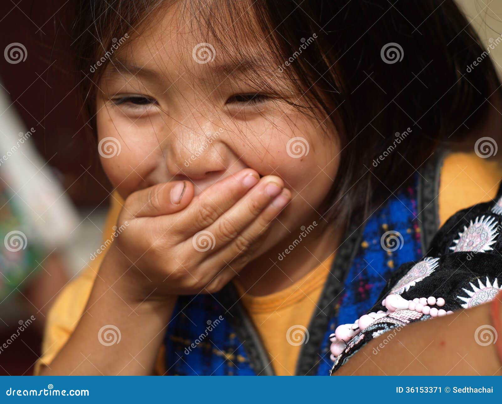 Fattiga barn, leende redaktionell bild. Bild av askfat - 36153371