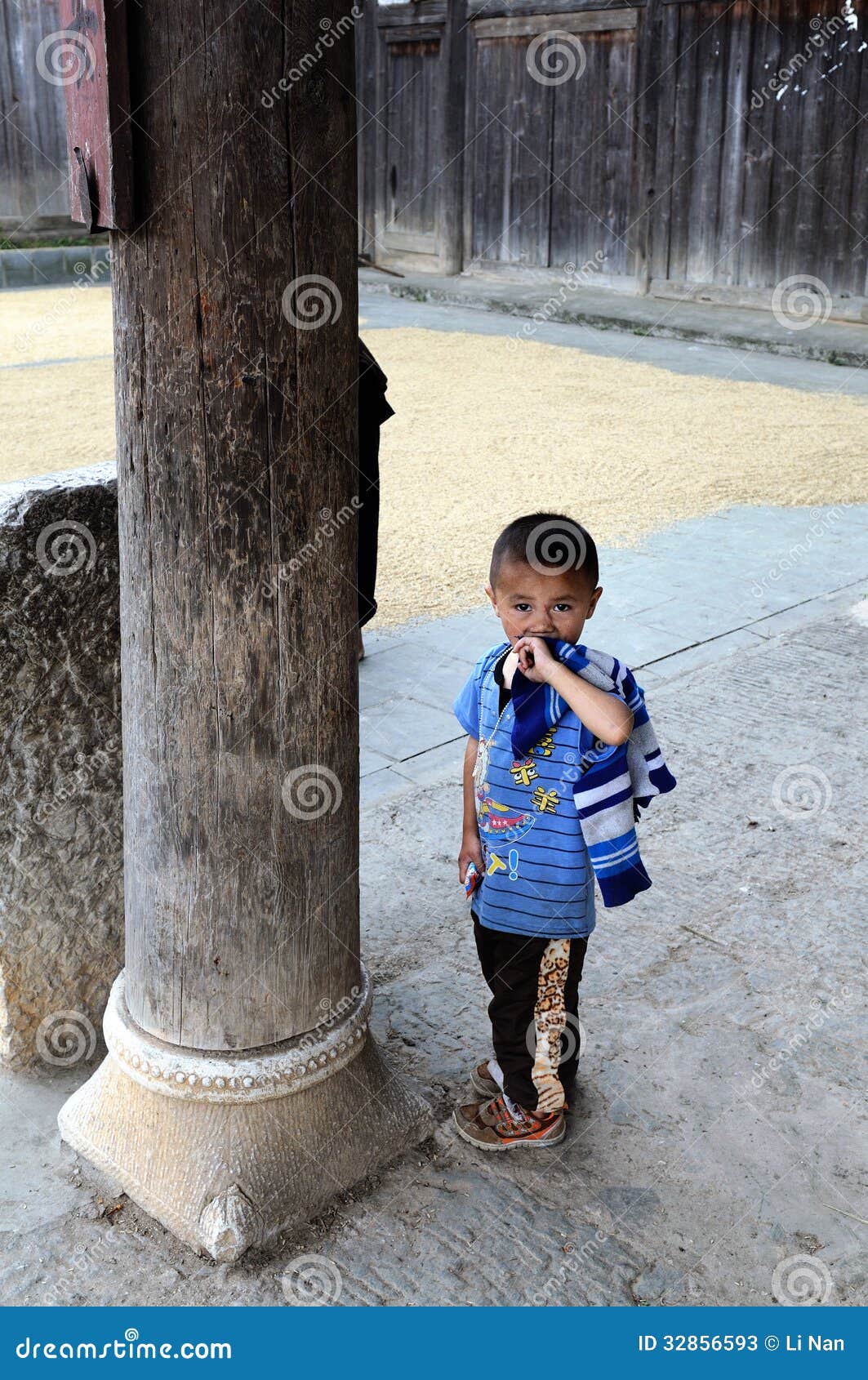 Fattigt Barn I Den Gamla Byn I Kina Redaktionell Arkivfoto - Bild av ...