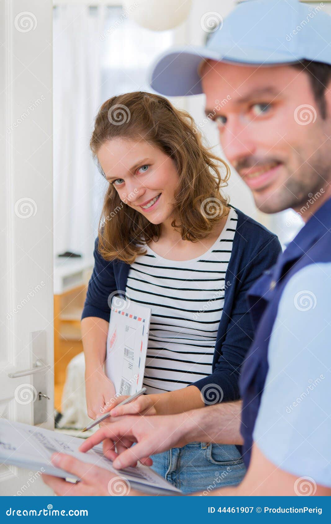 Fattorino Che Consegna Una Posta Raccomandata Immagine Stock - Immagine ...