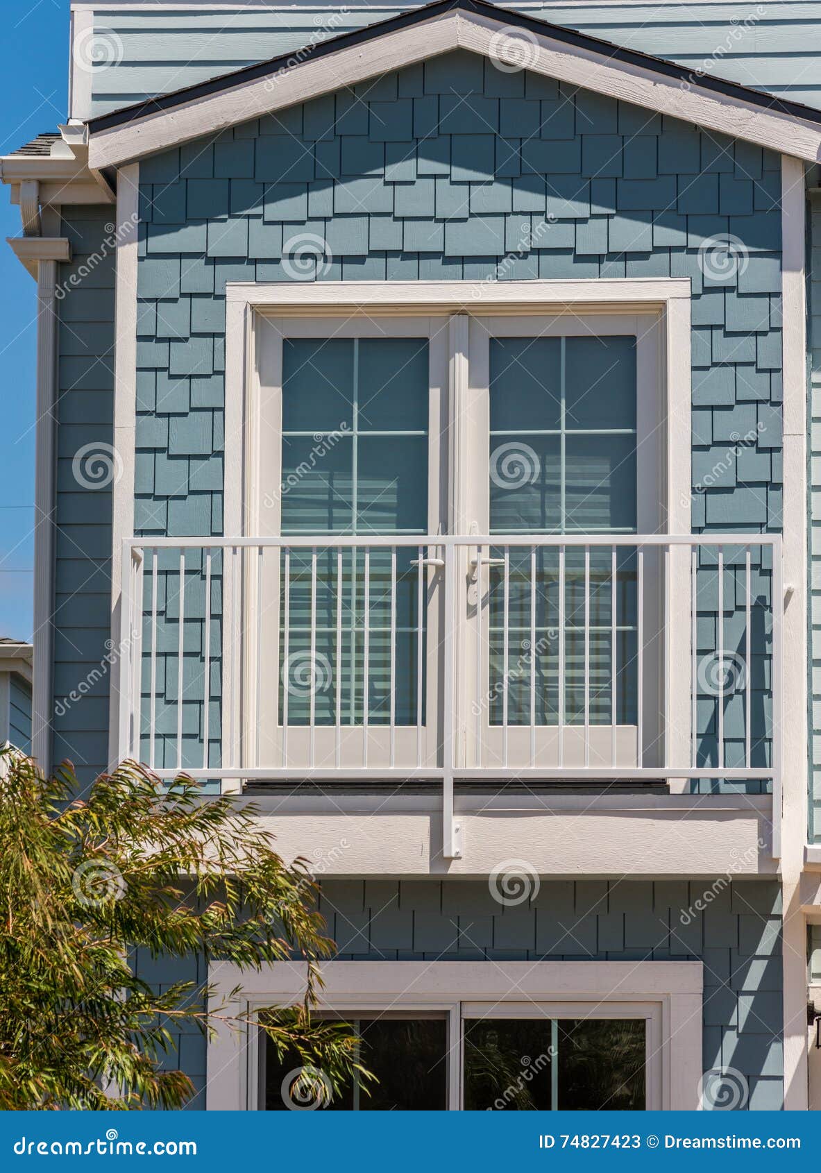 Faux Balcon Et Double Pleine Porte De Lite Image stock - Image du glace ...