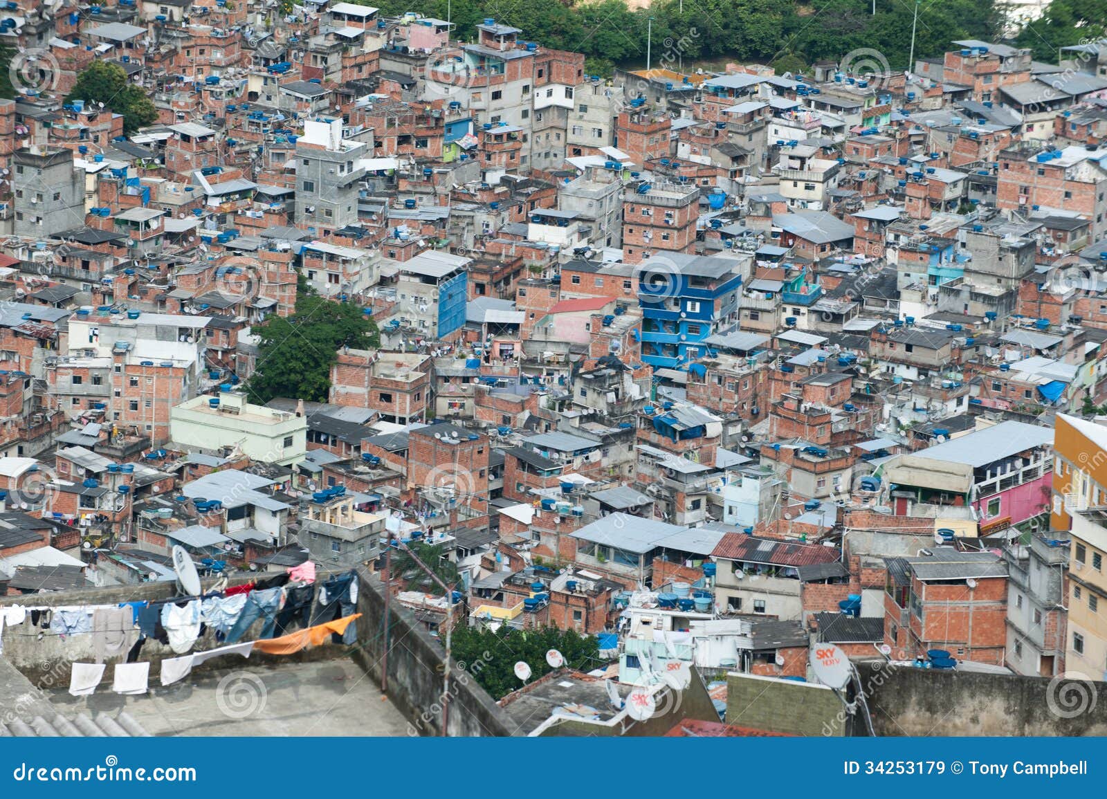 Favela in Rio De Janeiro redaktionelles stockbild. Bild von schlecht ...