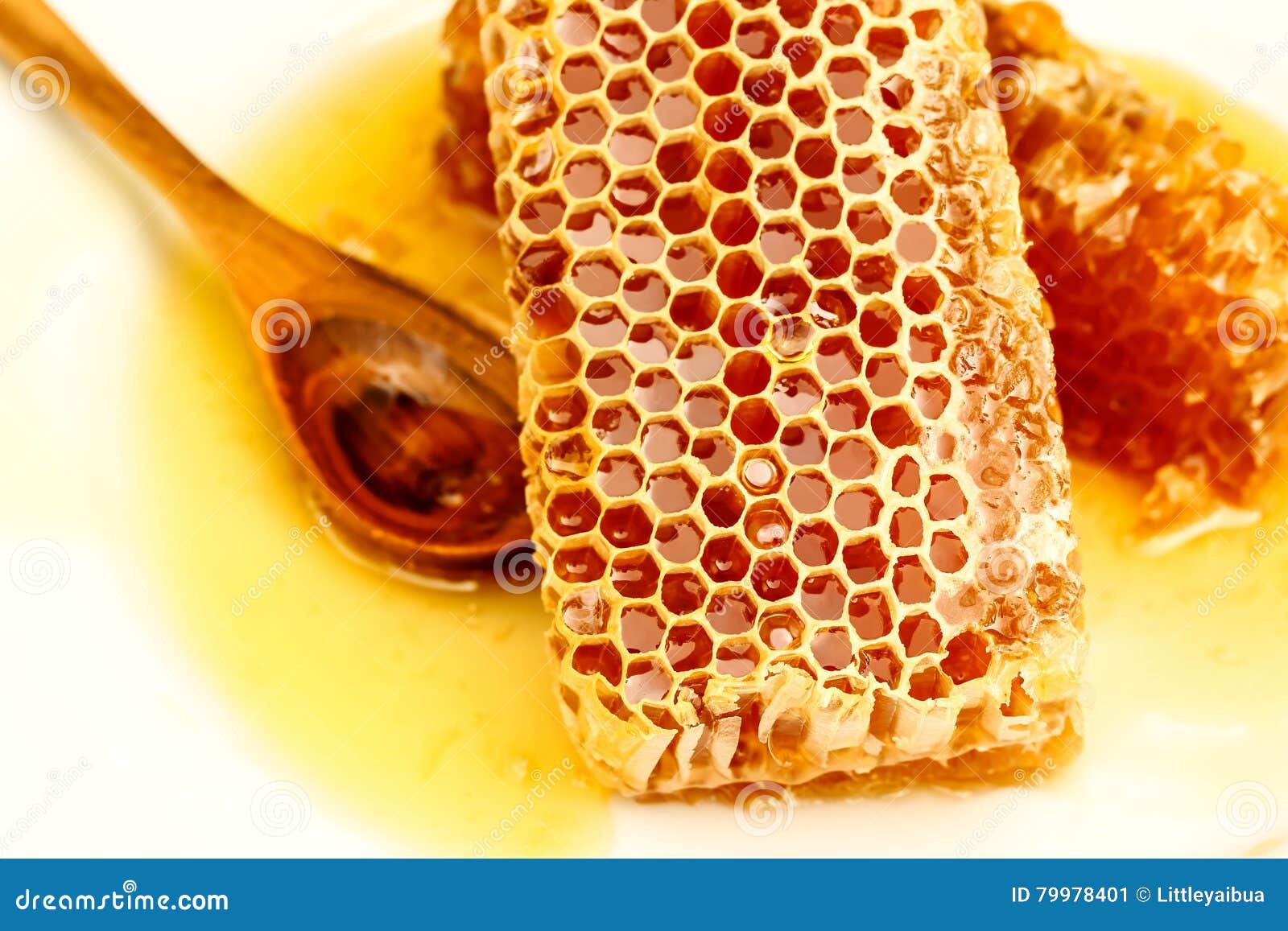 Favo de mel doce com mel imagem de stock. Imagem de forma - 79978401