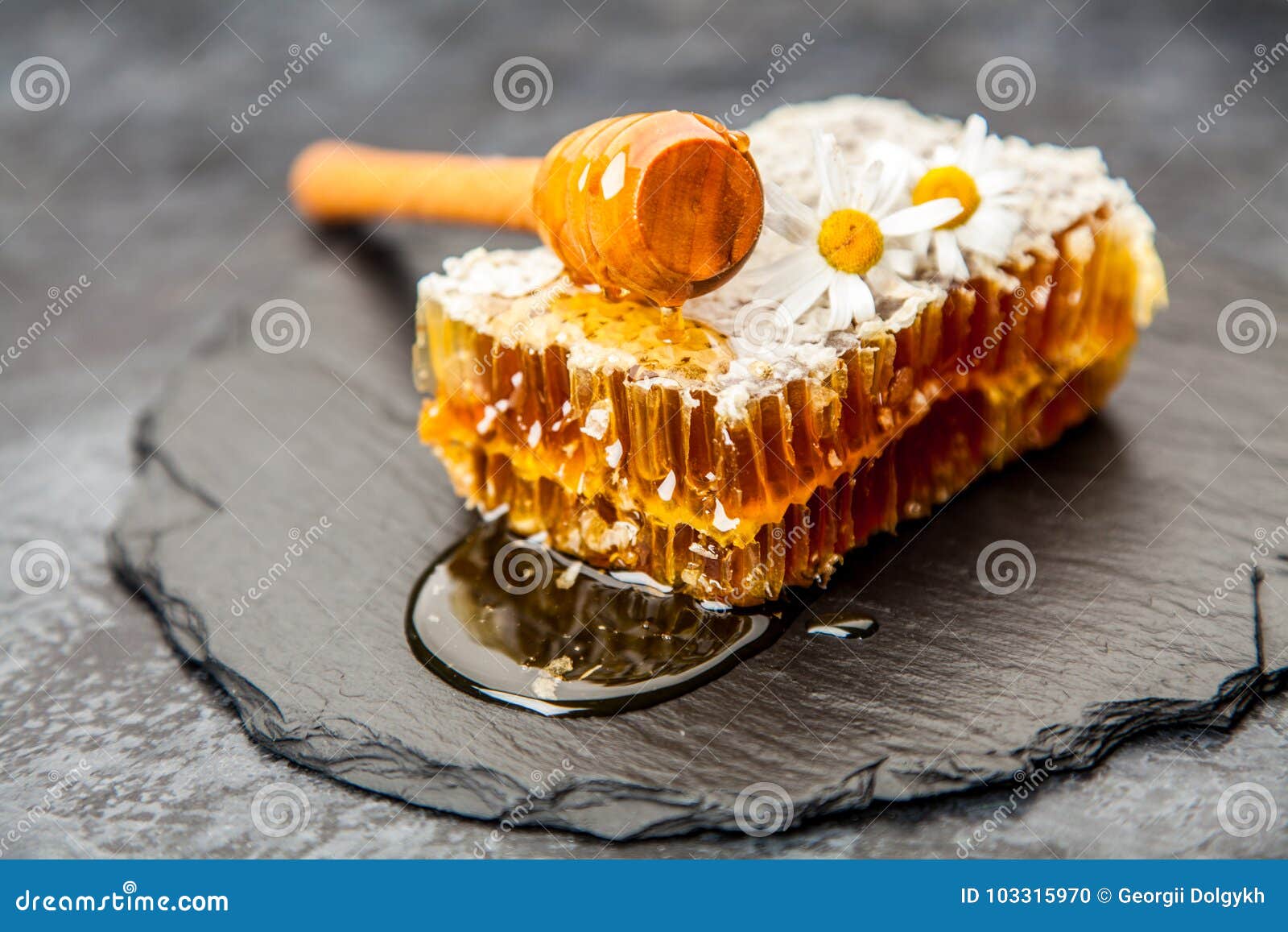 Favo de mel no branco foto de stock. Imagem de ingrediente - 103315970