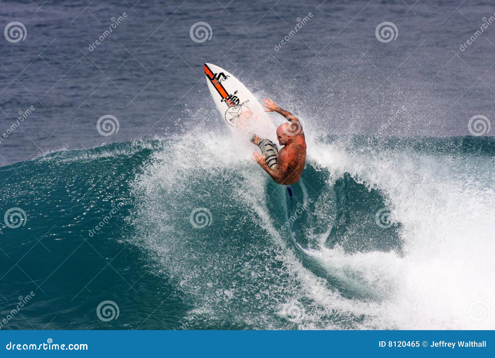 Favorable Persona Que Practica Surf - Matt Archbold Imagen editorial ...
