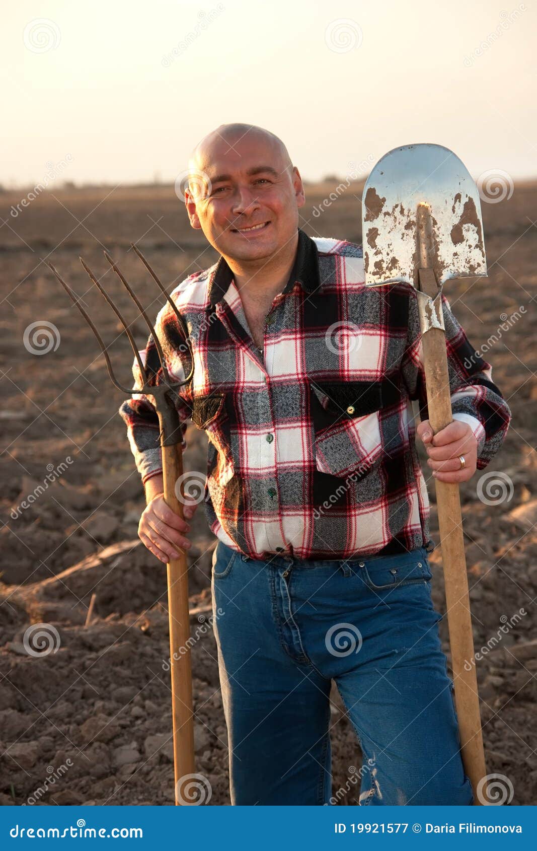 Fazendeiro Com Ferramentas Agriculturais Imagem de Stock - Imagem de ...