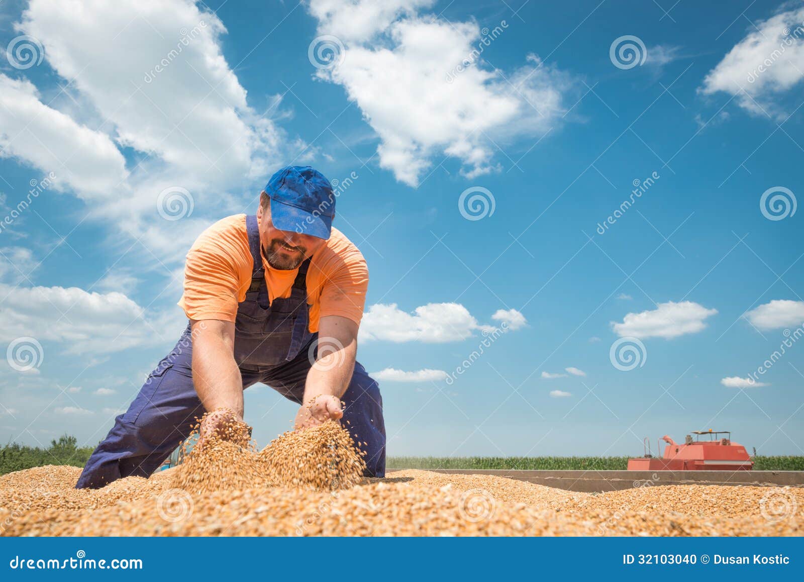 Fazendeiro feliz foto de stock. Imagem de funcionamento - 32103040