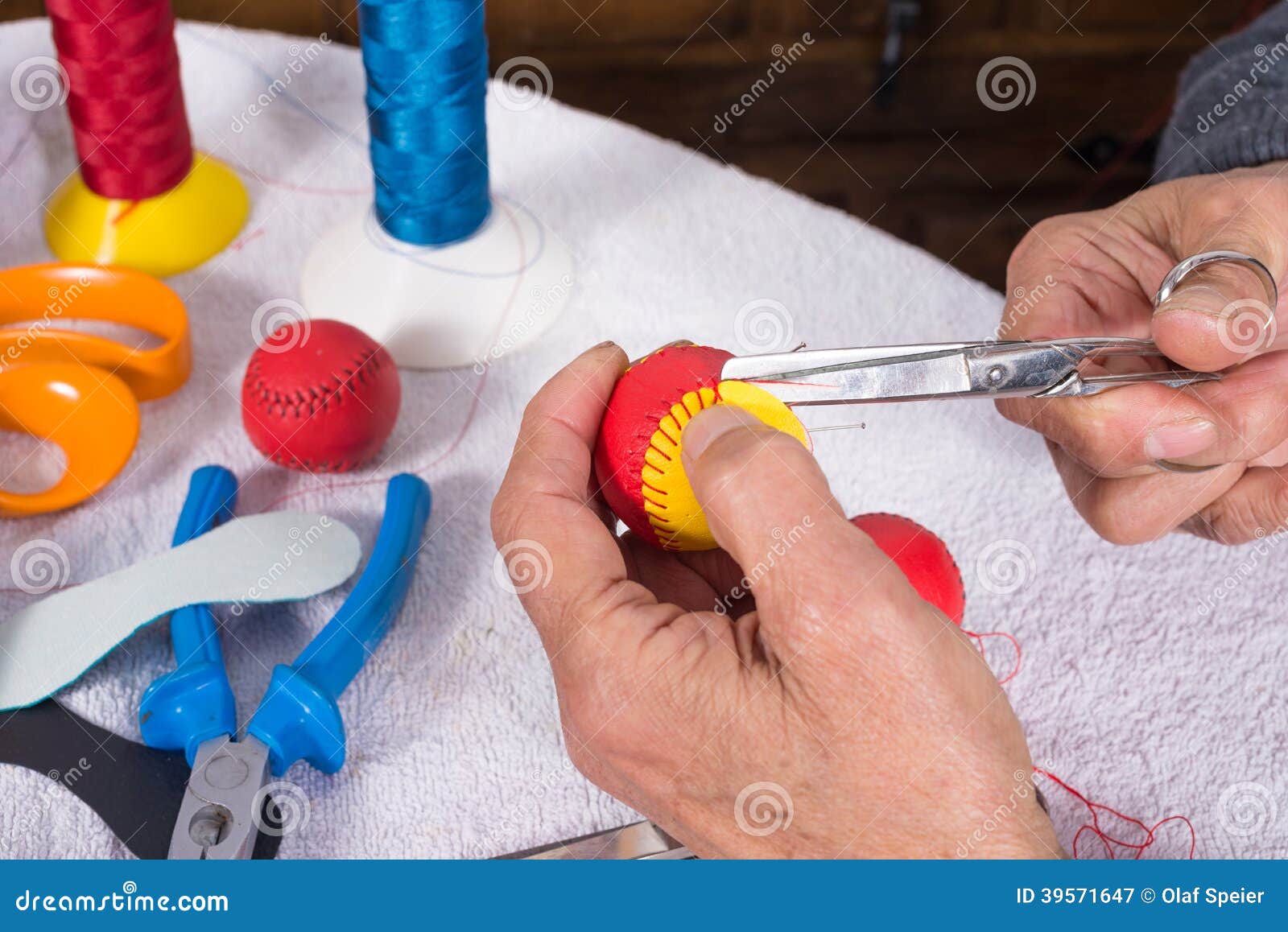 Fazendo Bolas Tradicionais Da Pela Imagem de Stock - Imagem de costura ...