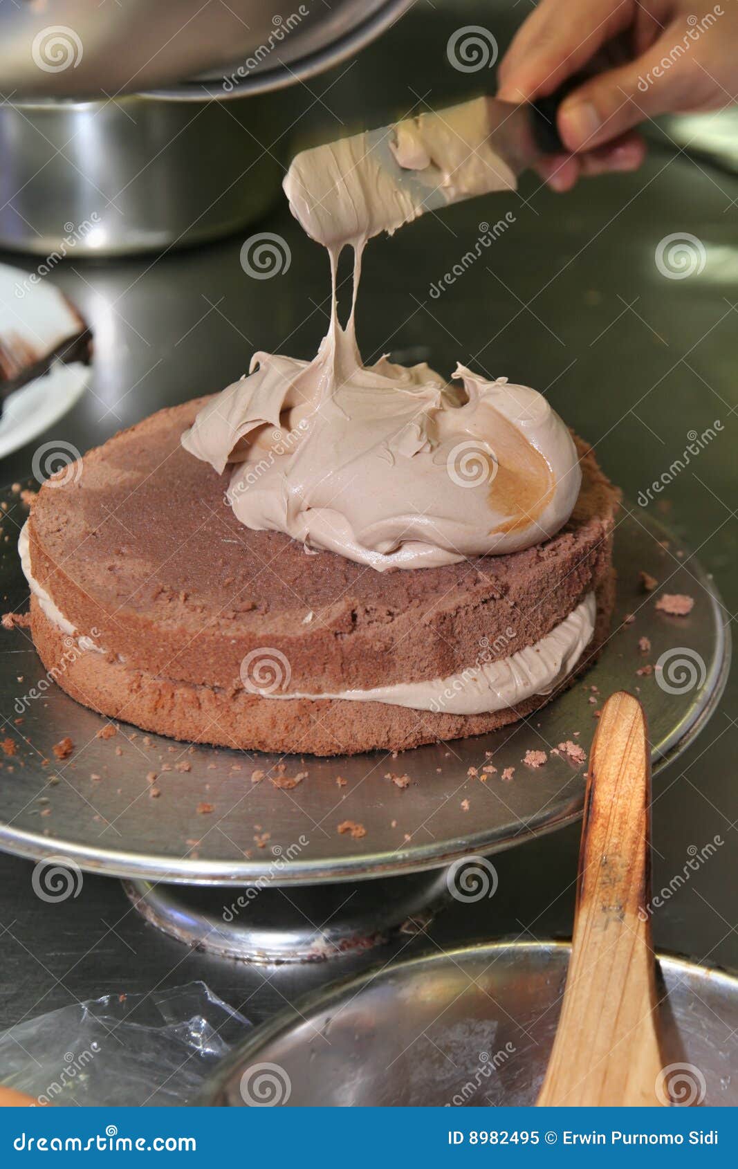 Fazendo o bolo imagem de stock. Imagem de cozinheiro, doces - 8982495