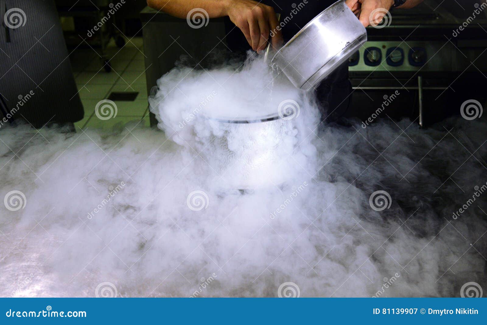 Fazendo O Gelado Com Nitrogênio Líquido Imagem de Stock - Imagem de ...