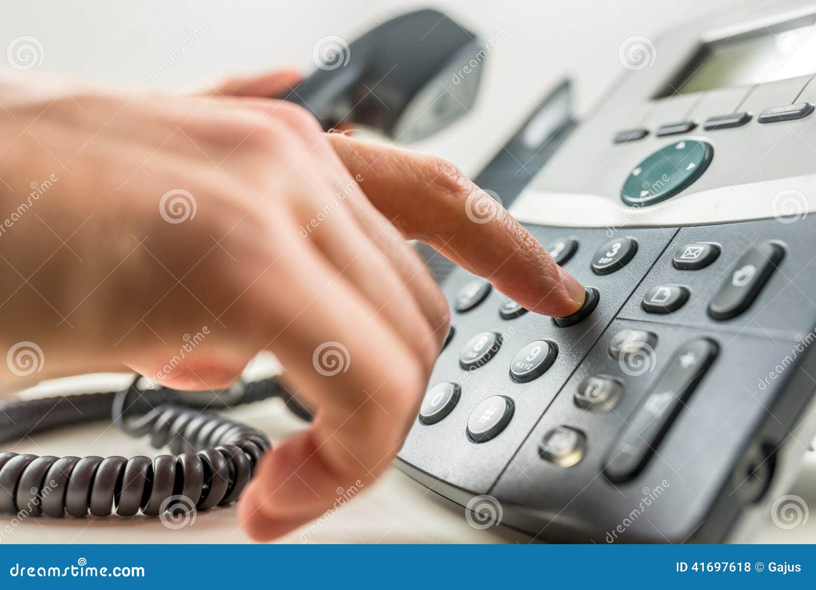 Fazendo Um Atendimento De Telefone Foto de Stock - Imagem de contato ...