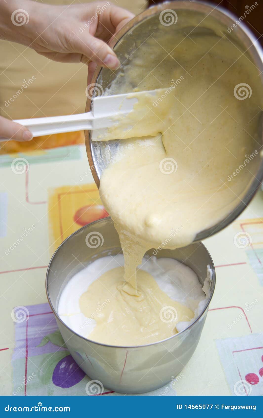 Fazendo um bolo imagem de stock. Imagem de farinha, frente - 14665977