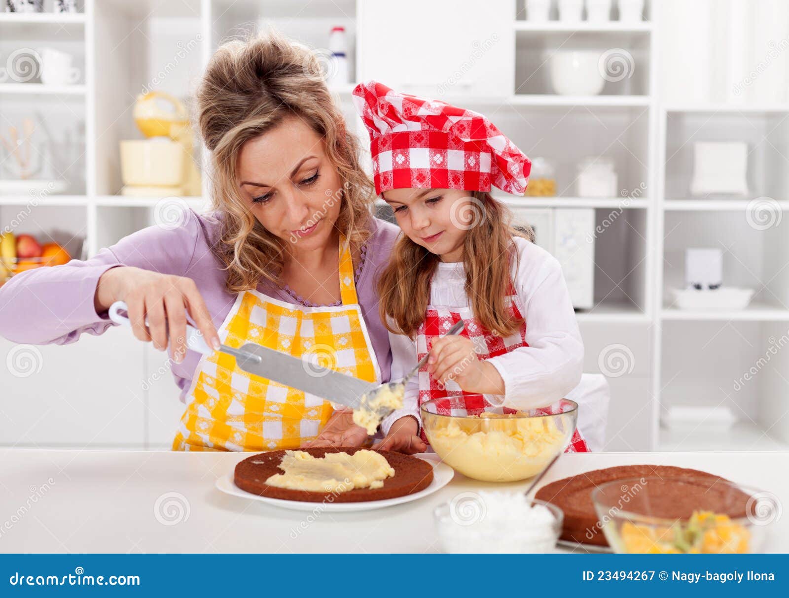 Fazendo Um Bolo - Mulher E Menina Imagem de Stock - Imagem de alegria ...